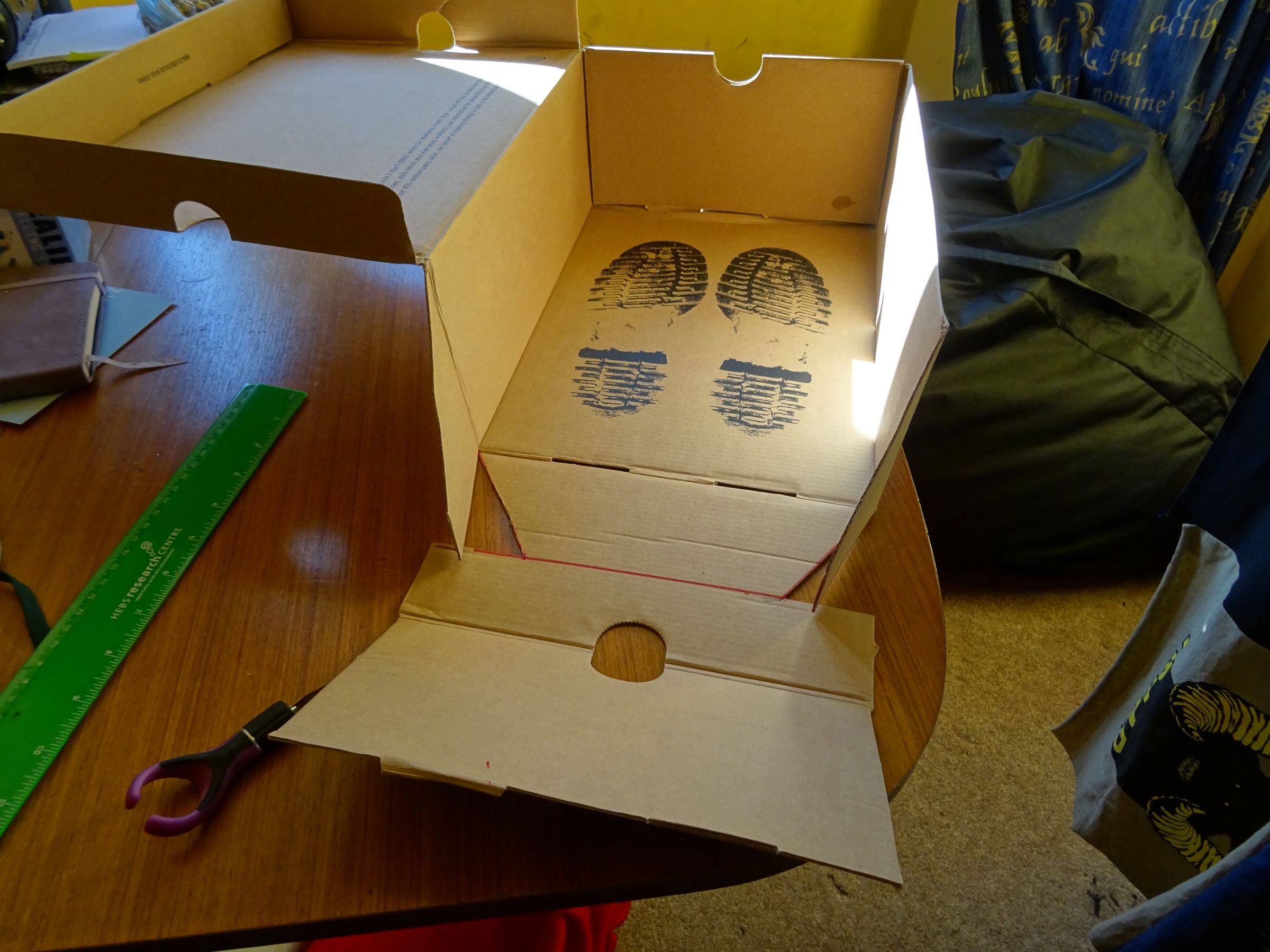 Shoe Box Spaceship : 9 Steps (with Pictures) - Instructables