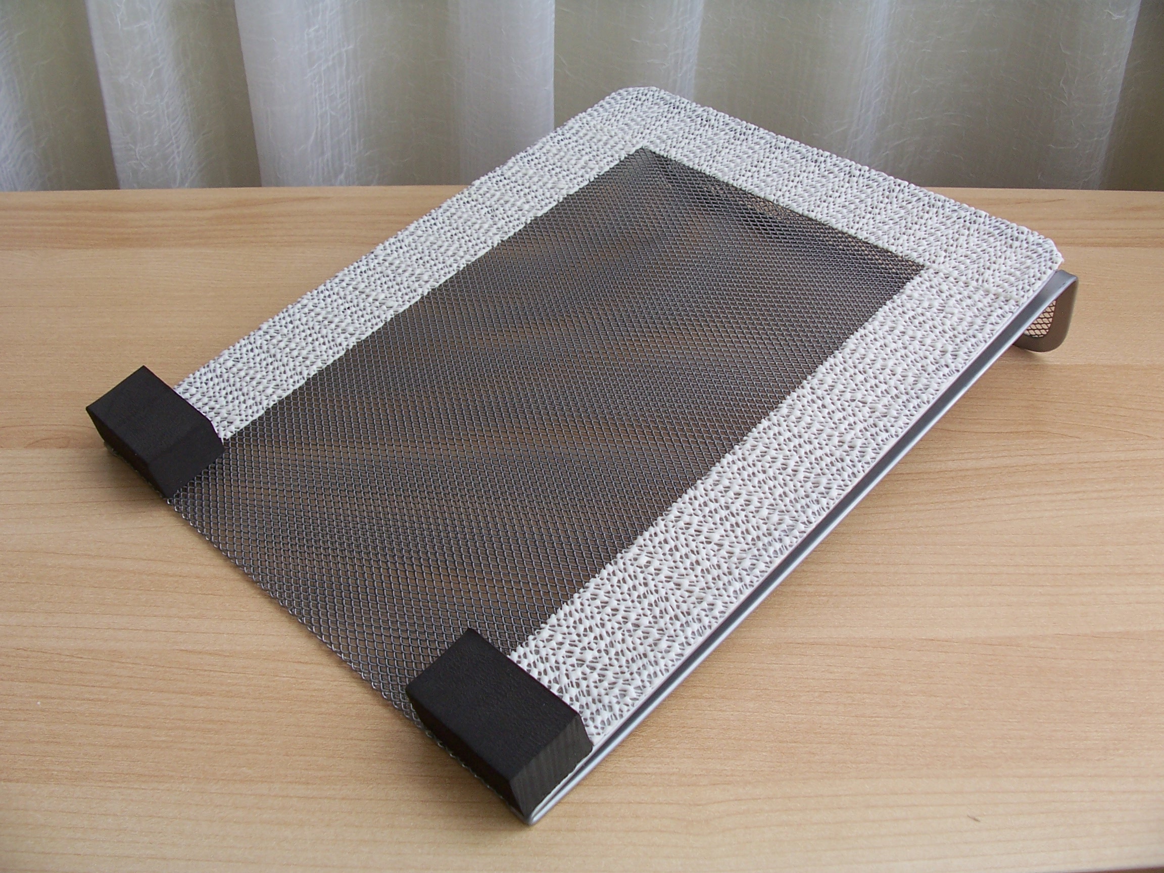 Simple Metallic Laptop Stand : 4 Steps (with Pictures) - Instructables