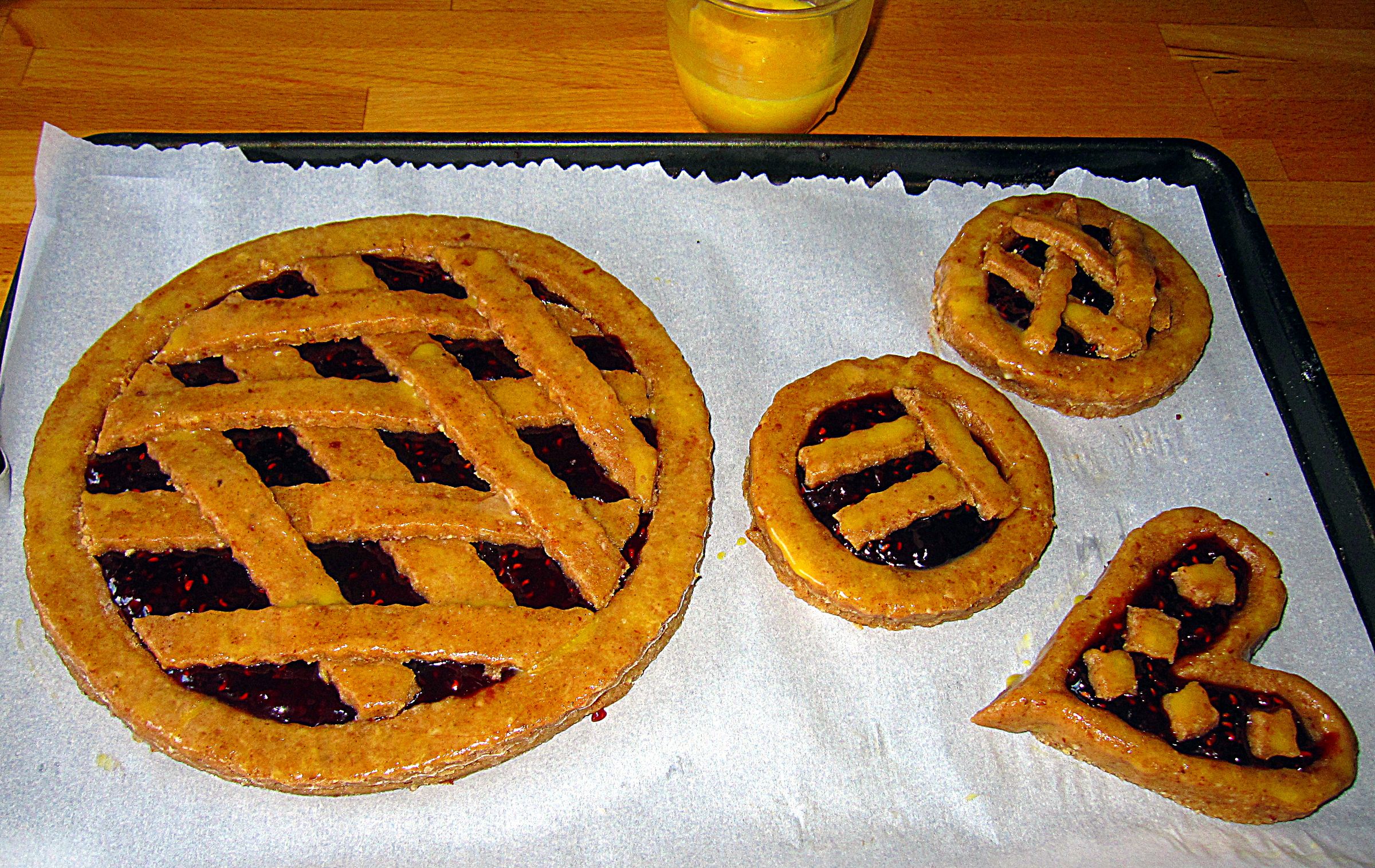 Traditional Raspberry Pie: a Linzertorte or Linzer Torte : 7 Steps ...