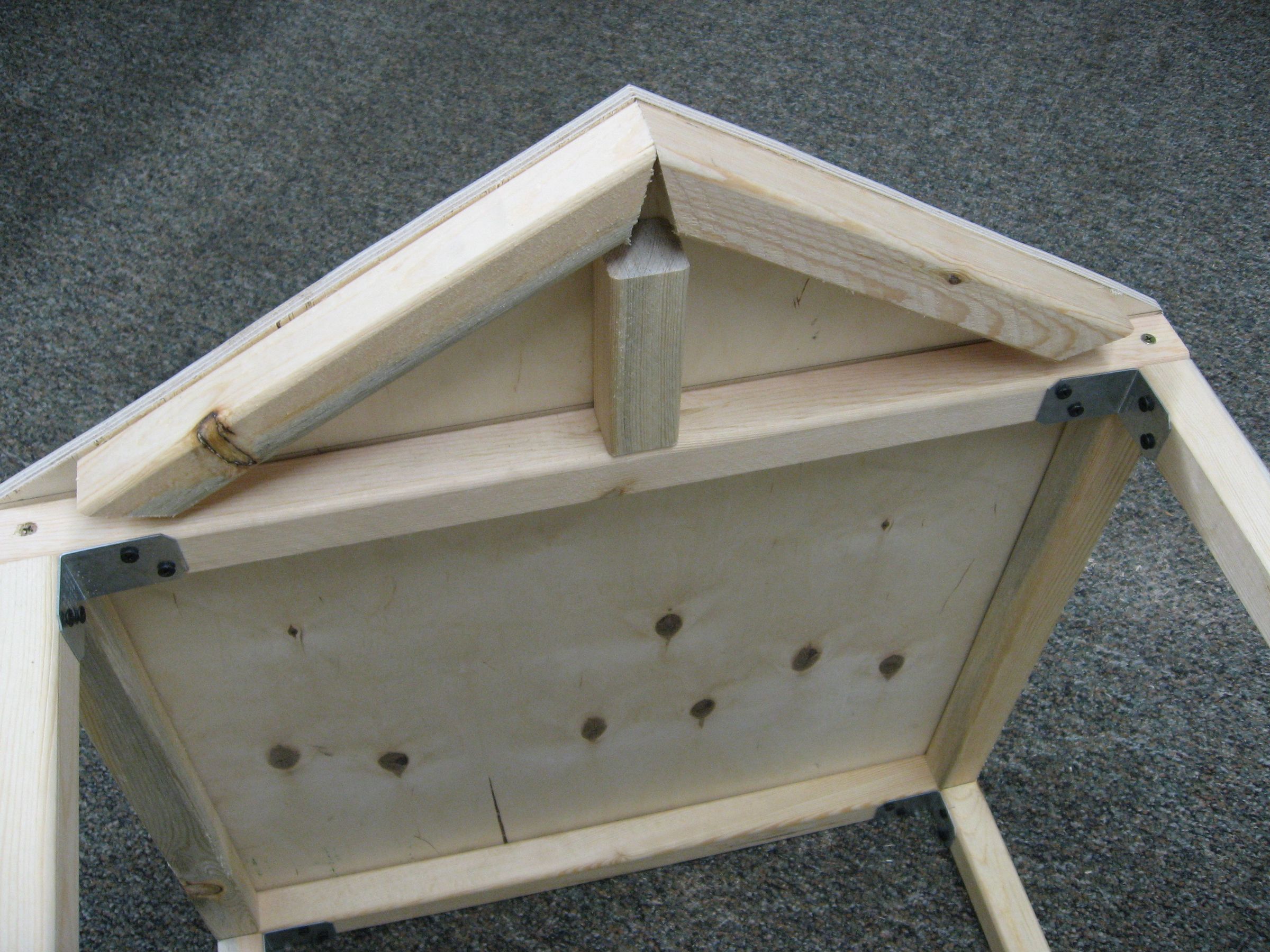 Simple Doghouse 1.0 : 9 Steps - Instructables