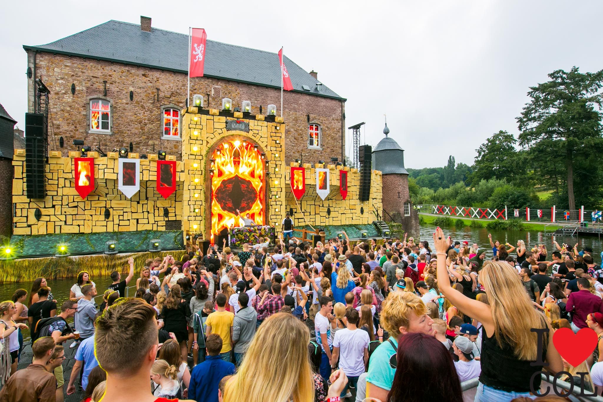 Festival Stage - Castle of Love : 11 Steps (with Pictures) - Instructables