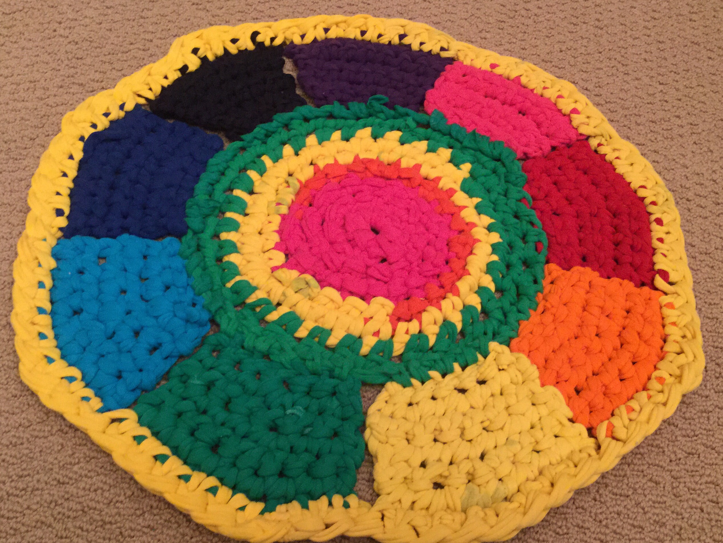 Up-cycle T Shirt Rug : 8 Steps - Instructables