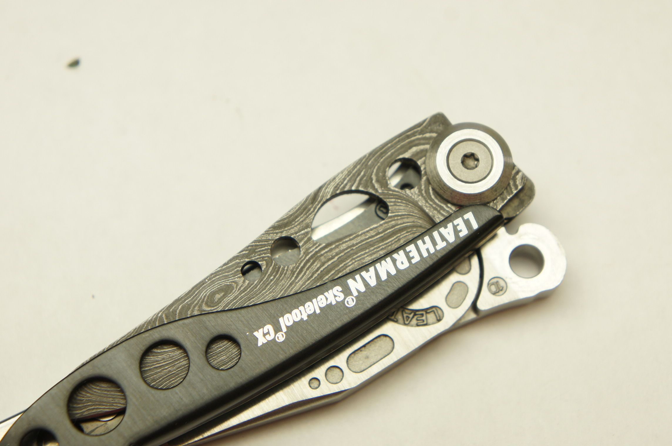How to Take Apart and Reassemble a Leatherman Skeletool Multi-tool : 9 ...