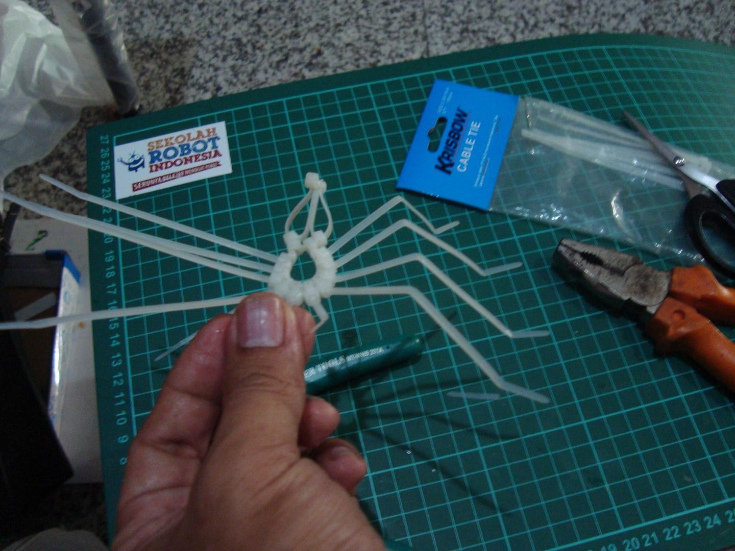 Spider Made From Cable Ties for Props Decor Halloween : 4 Steps (with ...