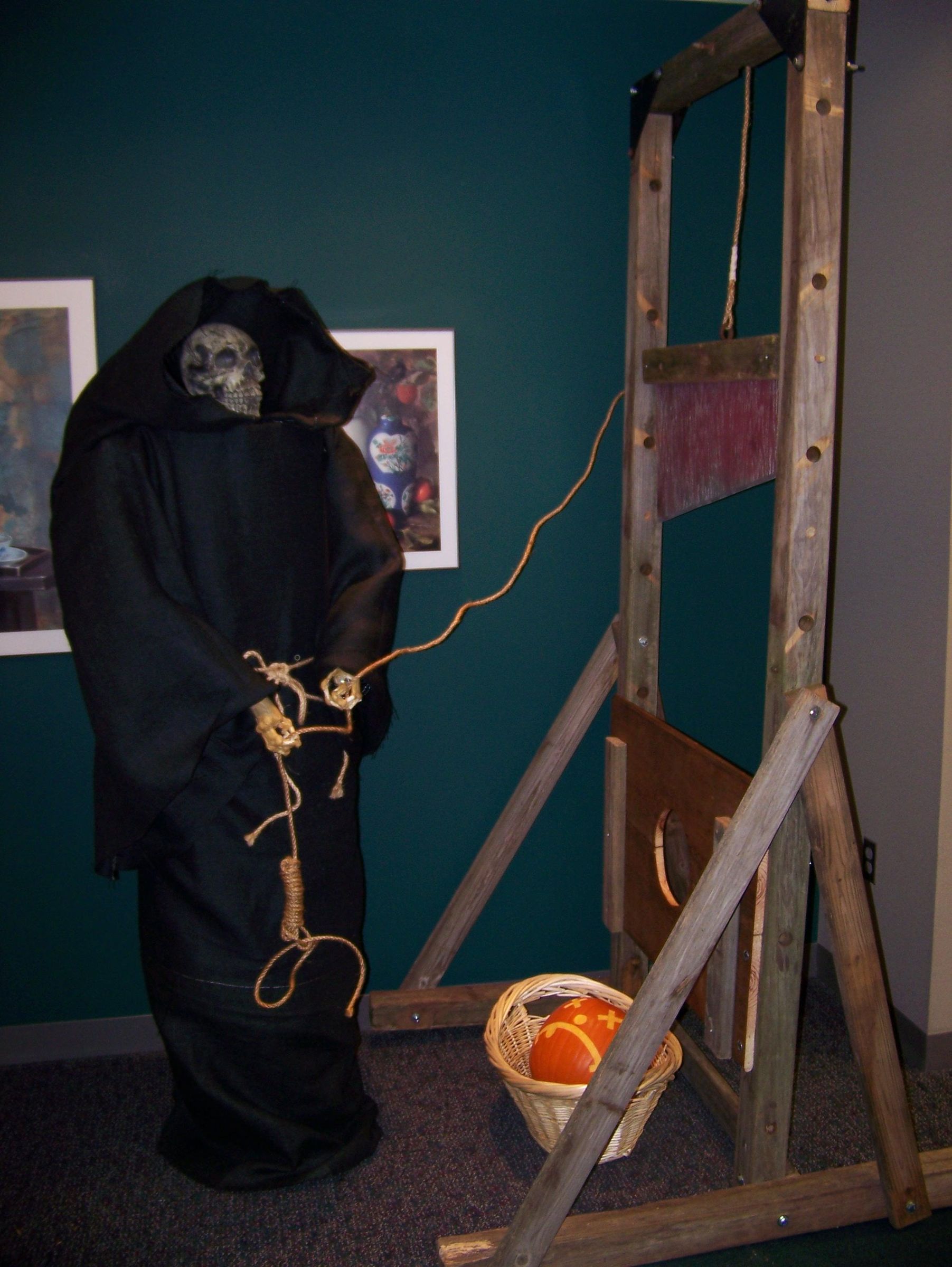 How to Convert an Old Swingset Into a Guillotine Prop for Halloween : 9 ...