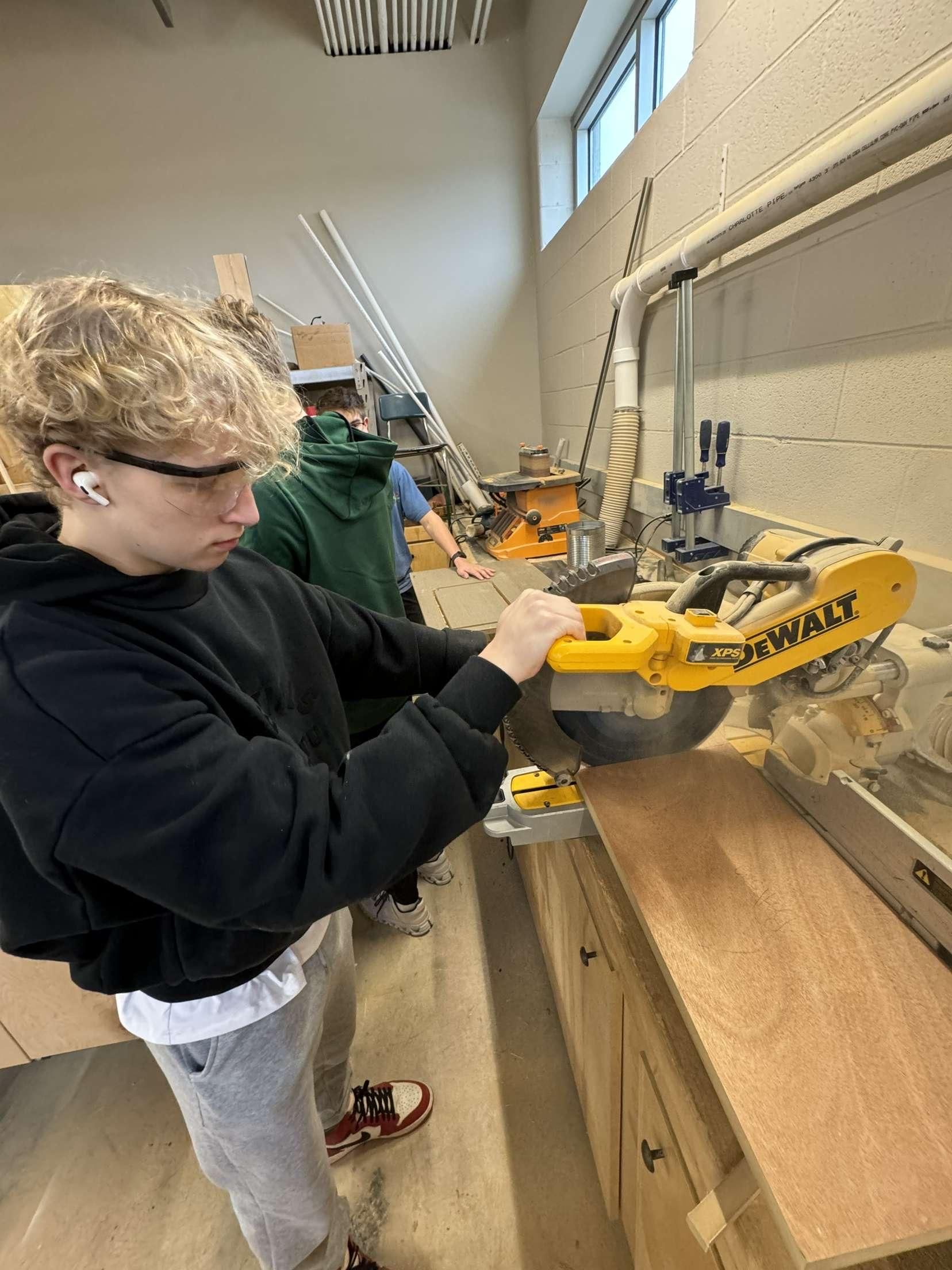 Compact Jagged T Bookshelf : 6 Steps - Instructables