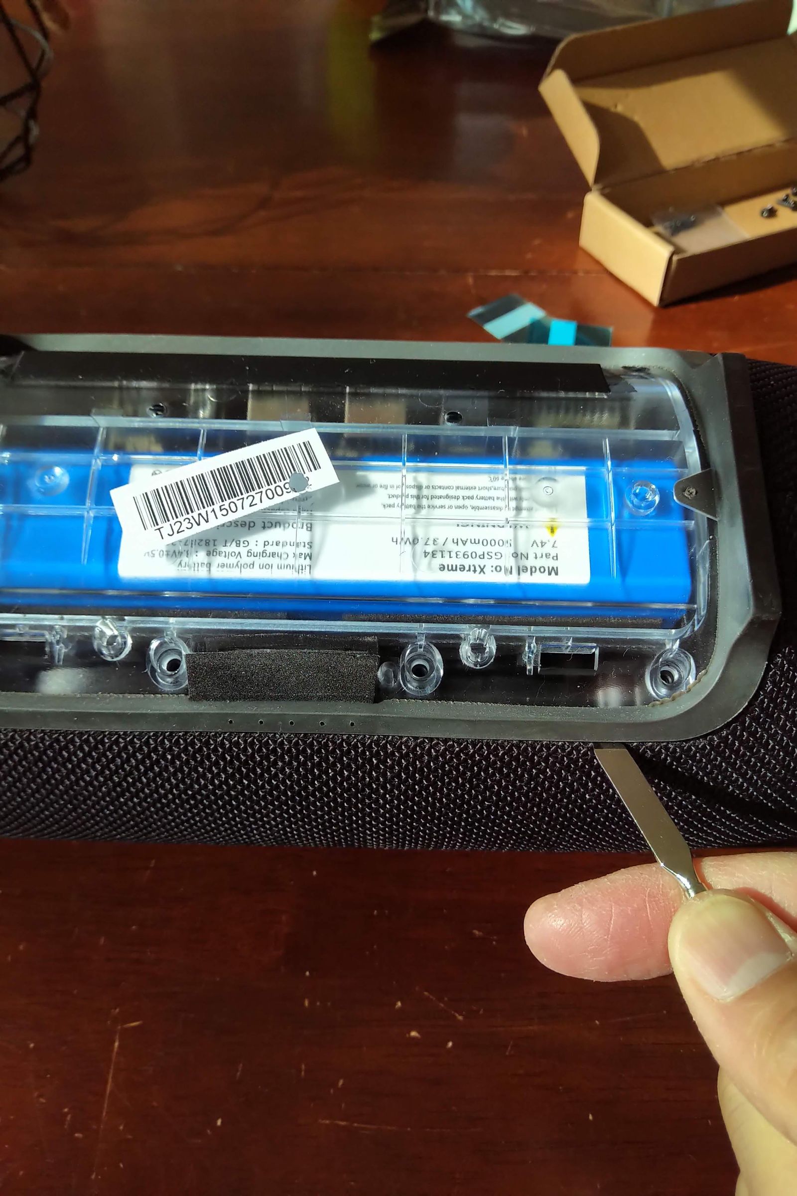 How to Change the JBL Xtreme 1 Bluetooth Speaker Batteries : 10 Steps - Instructables