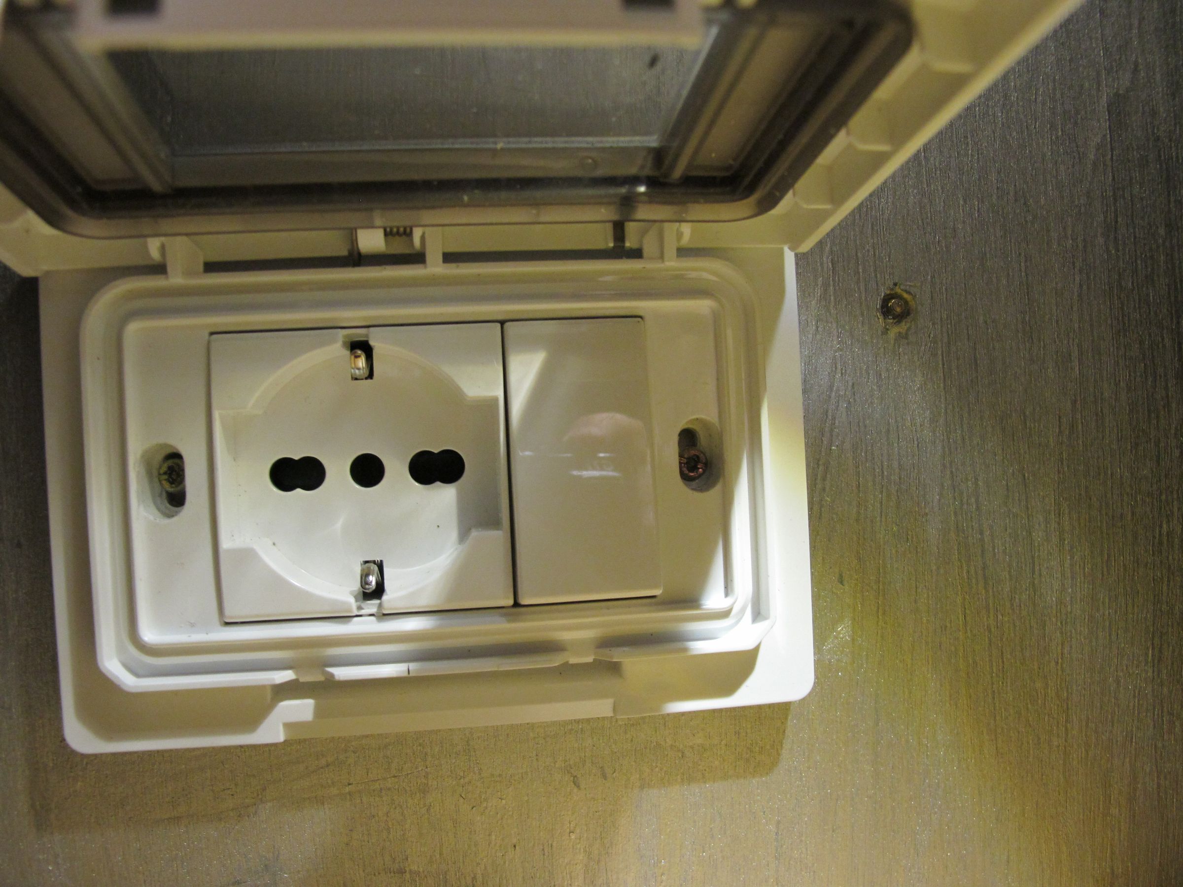 Solar Power Outlet - Instructables