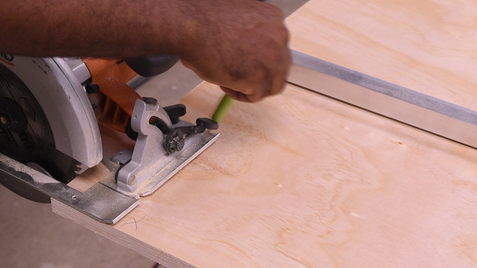 How to Make a Track Saw Guide for a Circular Saw : 8 Steps (with ...