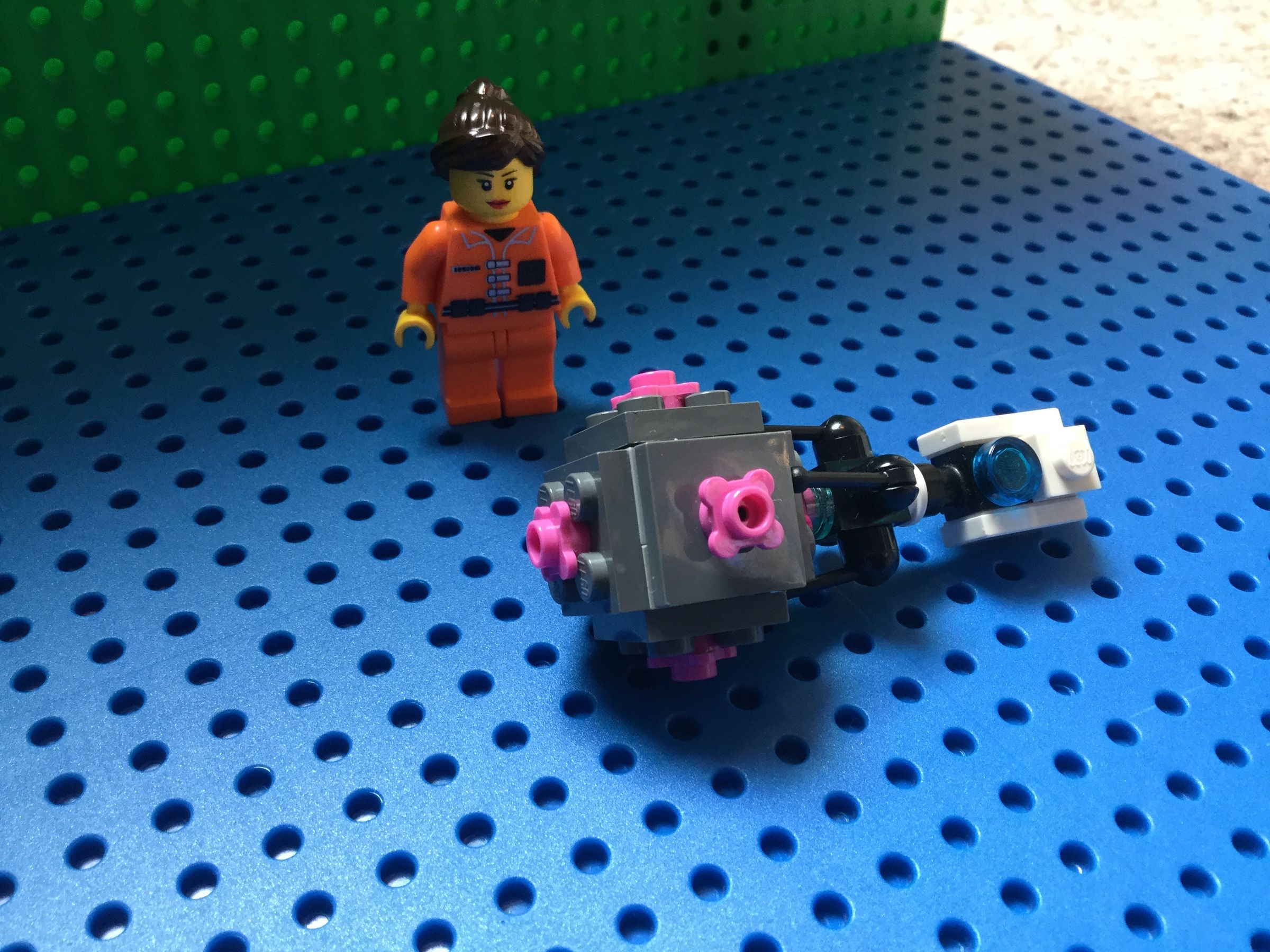 Lego Portal Gun, Chell Figure and Companion Cube : 4 Steps - Instructables