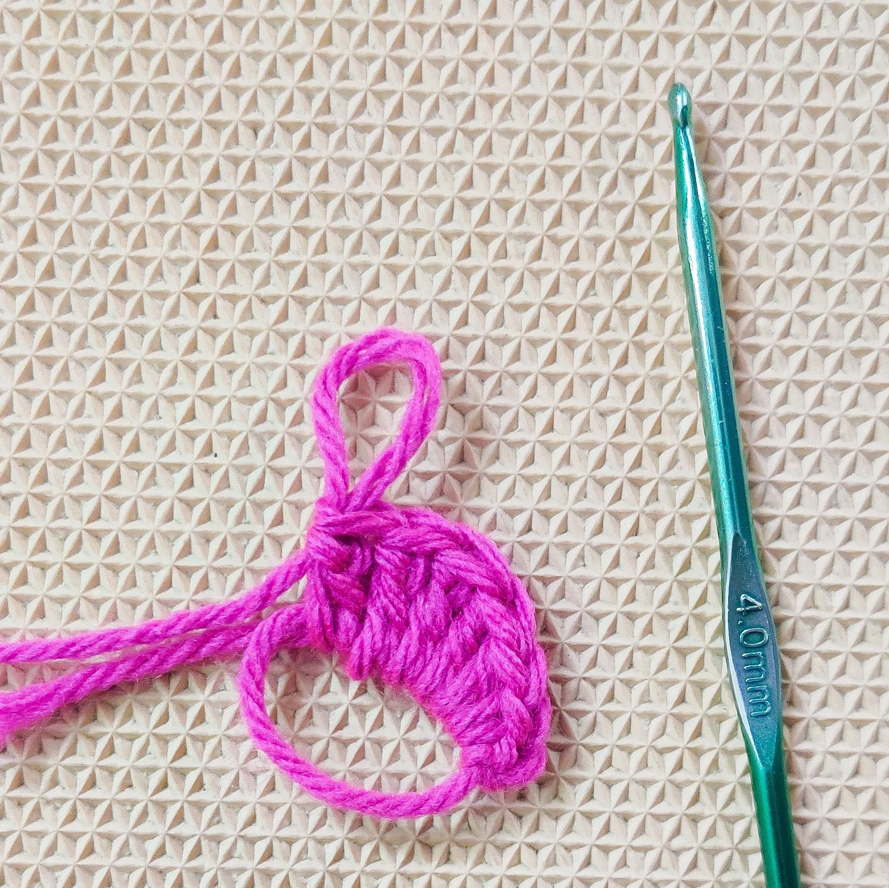 How to Make a Solid Two Color Spiral Crochet Circle : 8 Steps (with ...