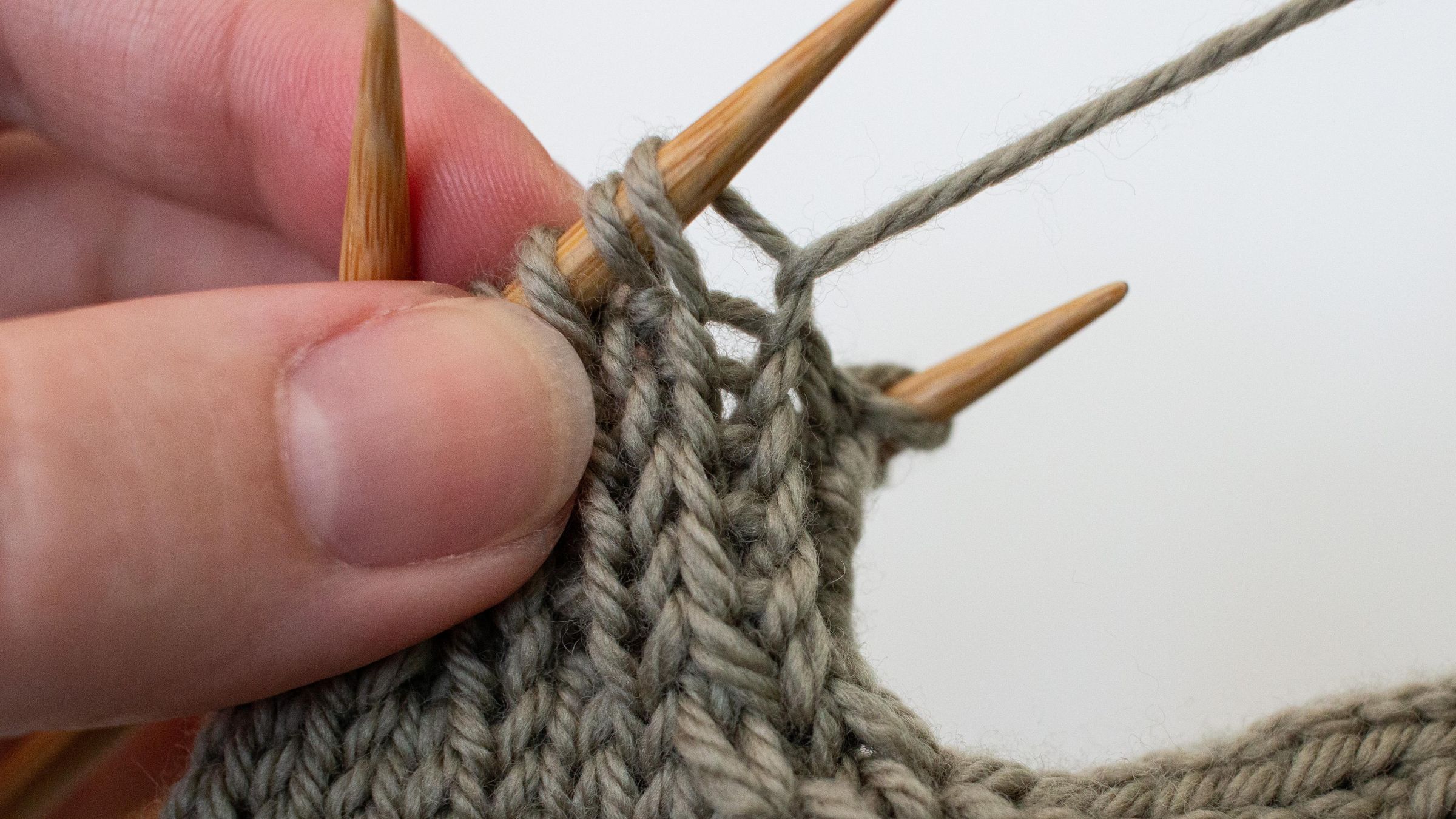 Ribbed Sewn Bind Off (in the Round) Knitting Tutorial : 13 Steps (with ...