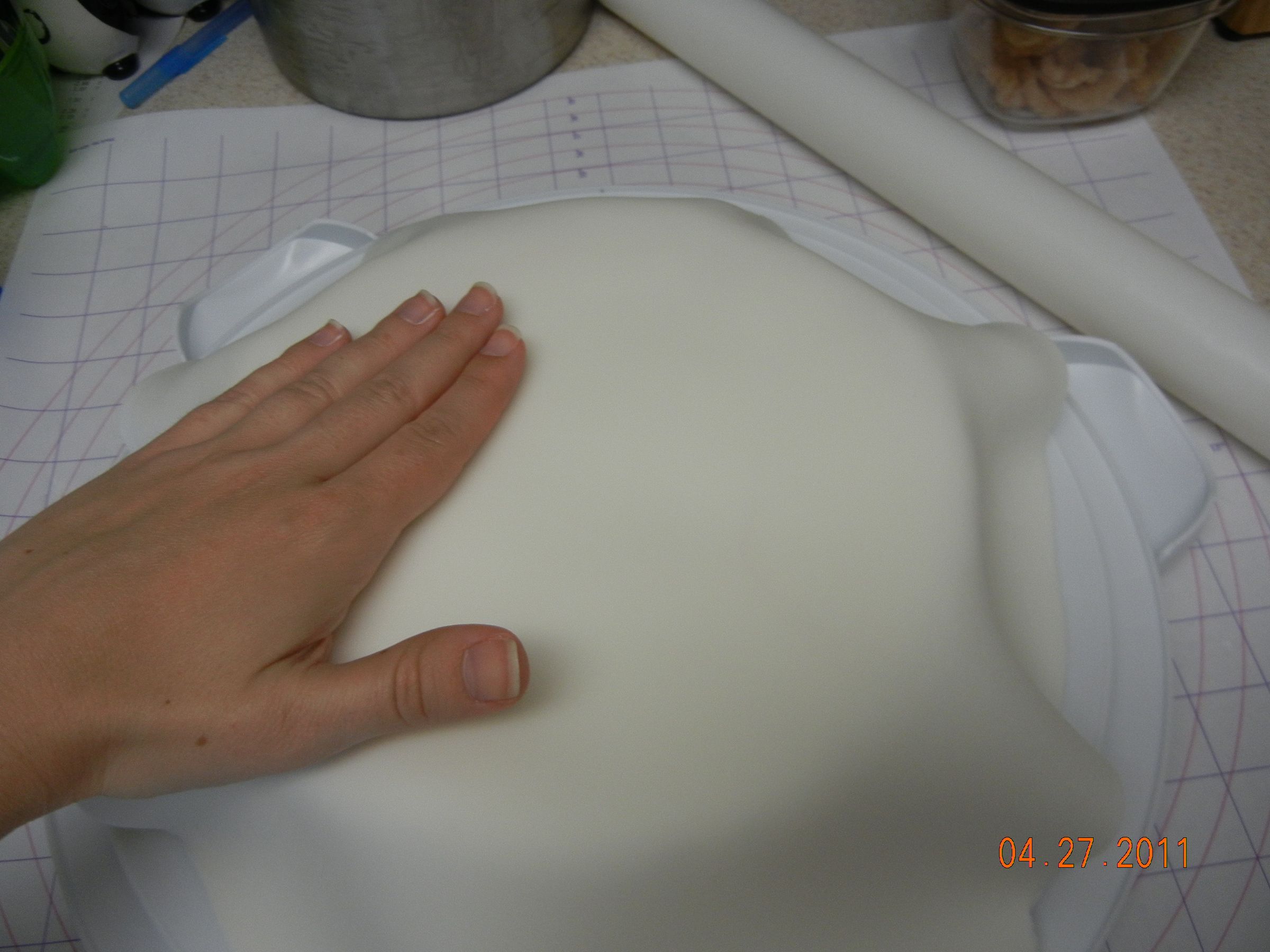 Basic Fondant Cake : 5 Steps (with Pictures) - Instructables