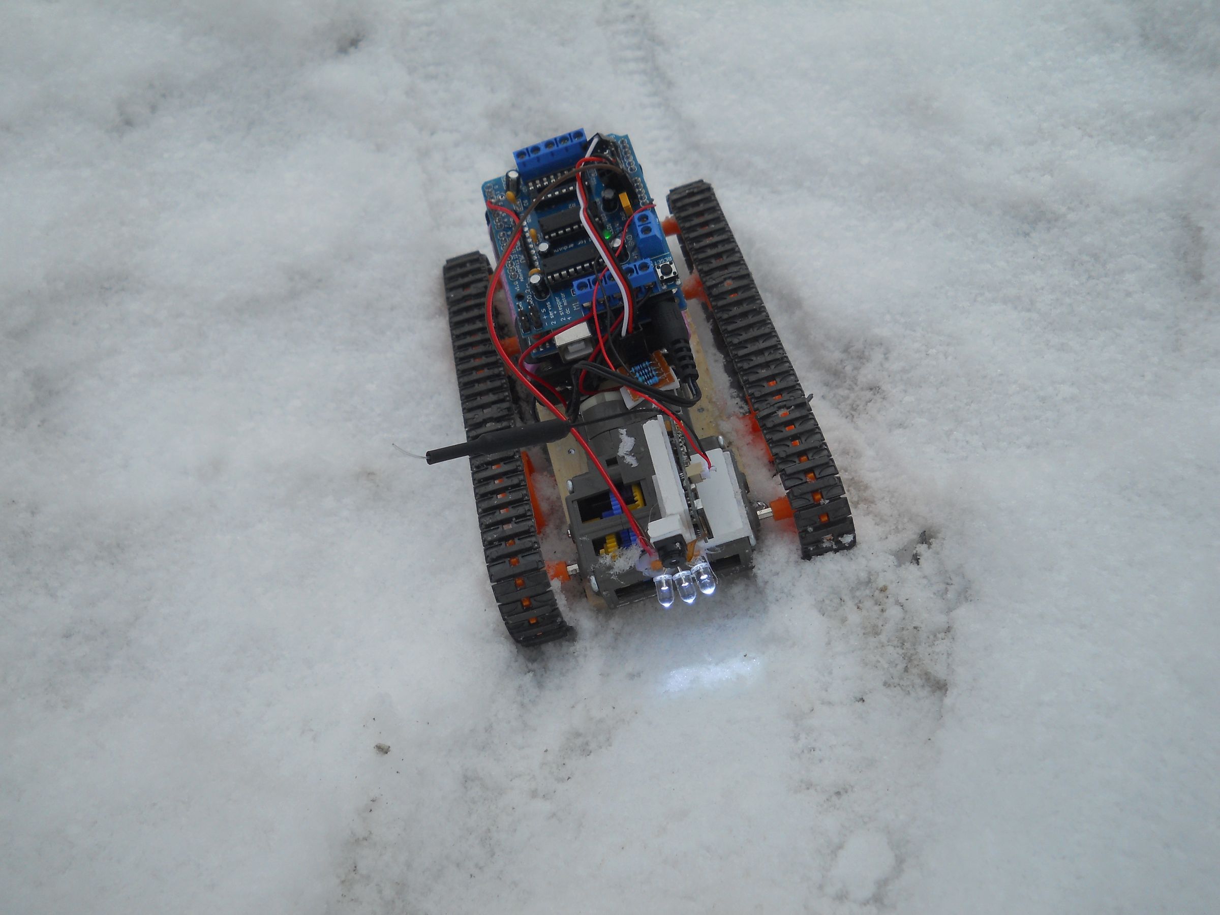 FPV Virtual Reality Arduino Controlled Tracked Robot : 17 Steps (with ...
