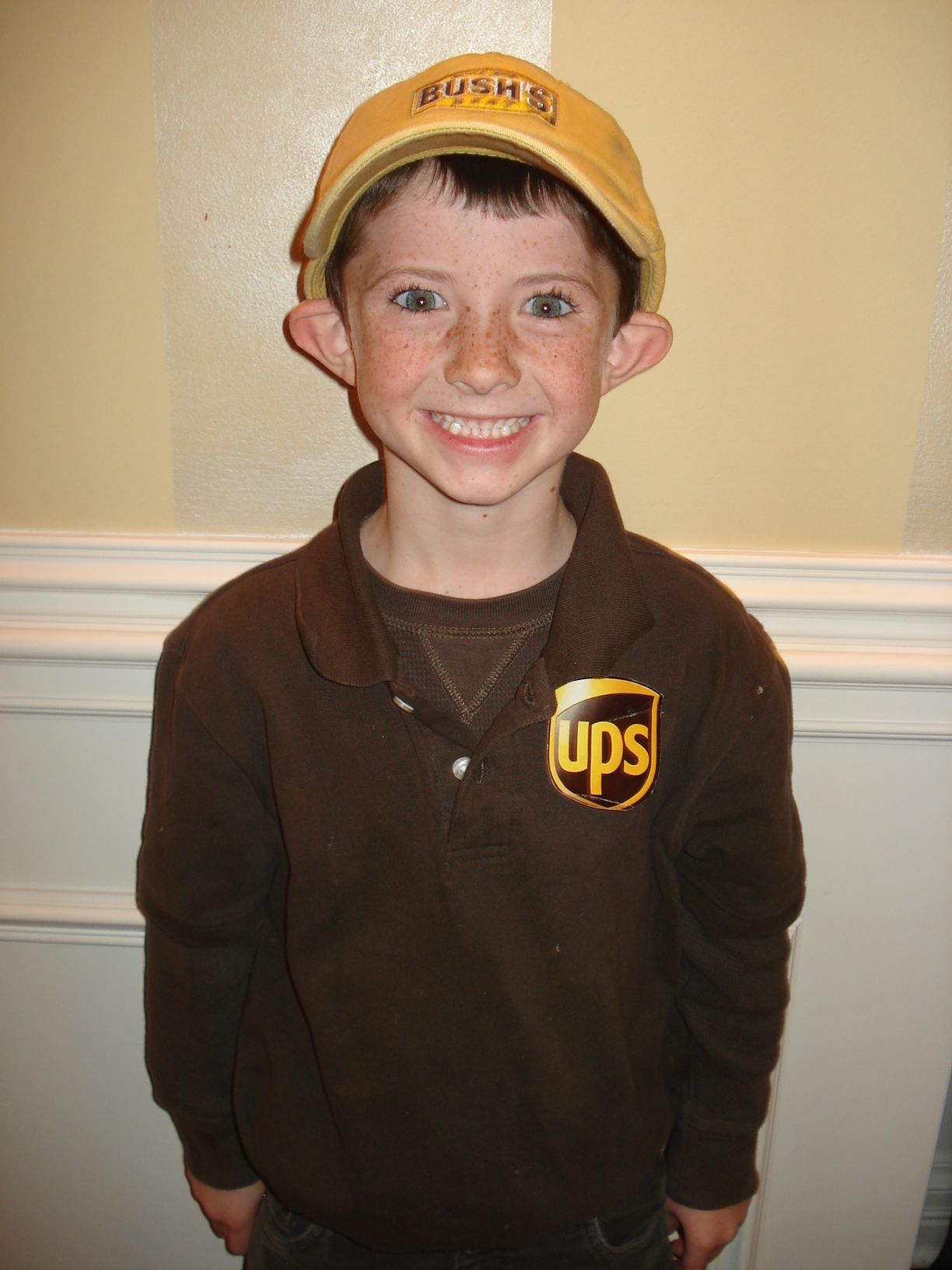 Awesome UPS Costume (fast & Free) : 4 Steps - Instructables