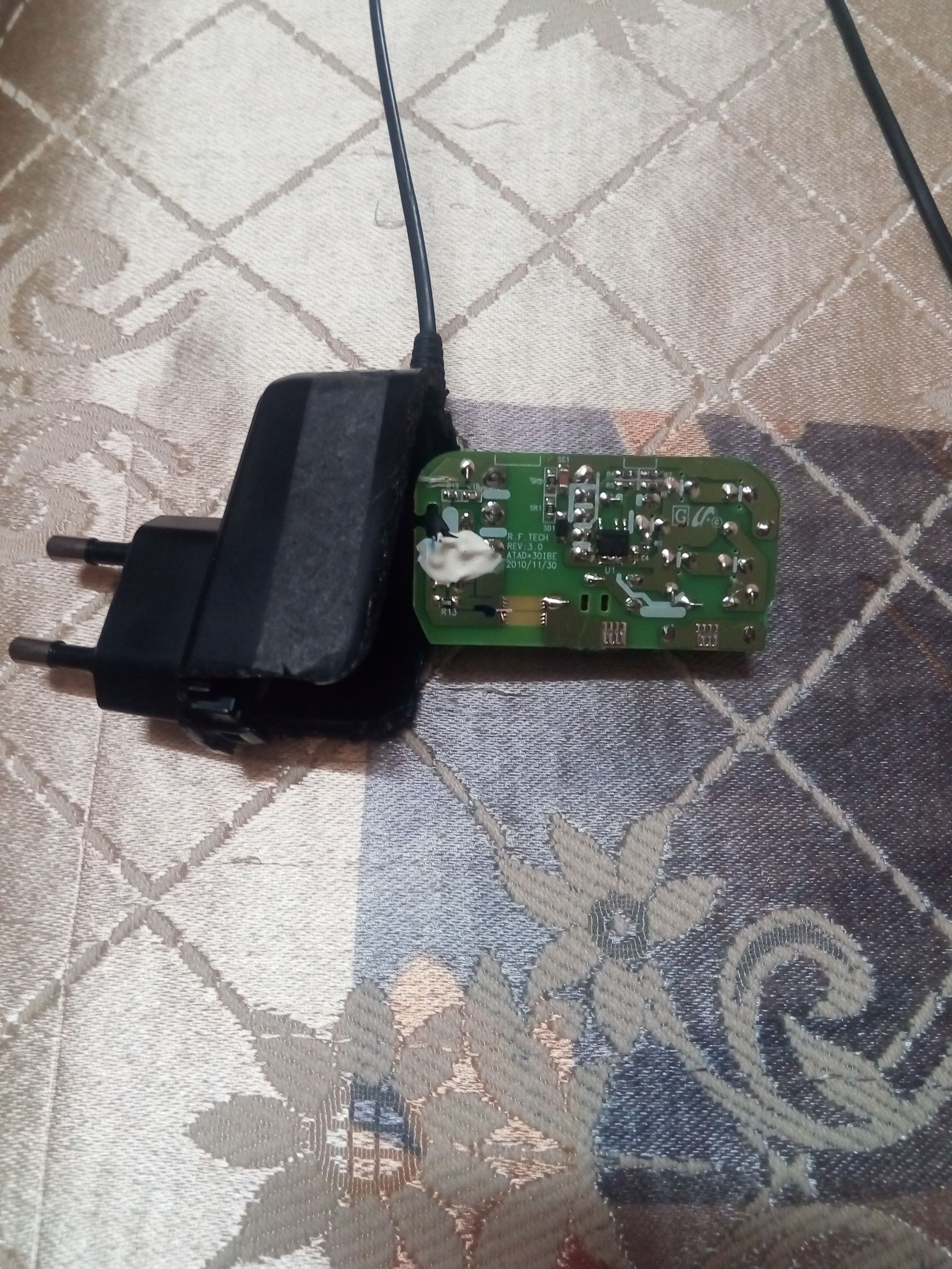 DISMANTLE- SAMSUNG CHARGER : 4 Steps - Instructables