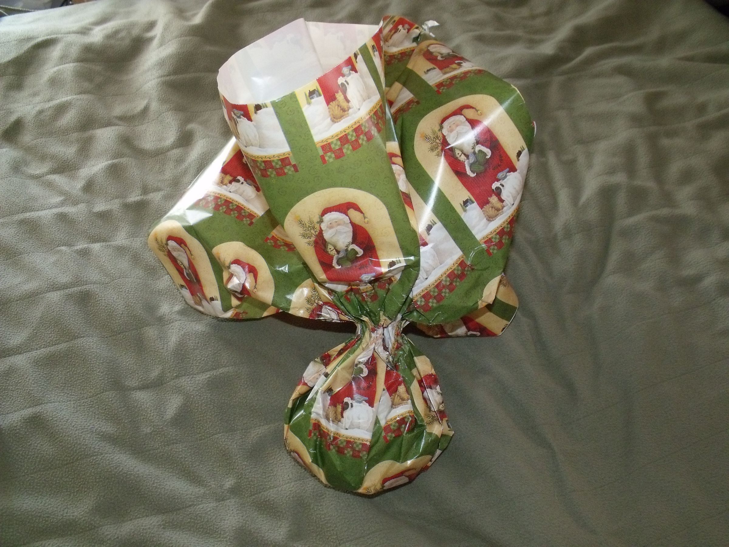 Wrapping Oddly Shaped Christmas Gifts With One Piece of Tape : 9 Steps ...