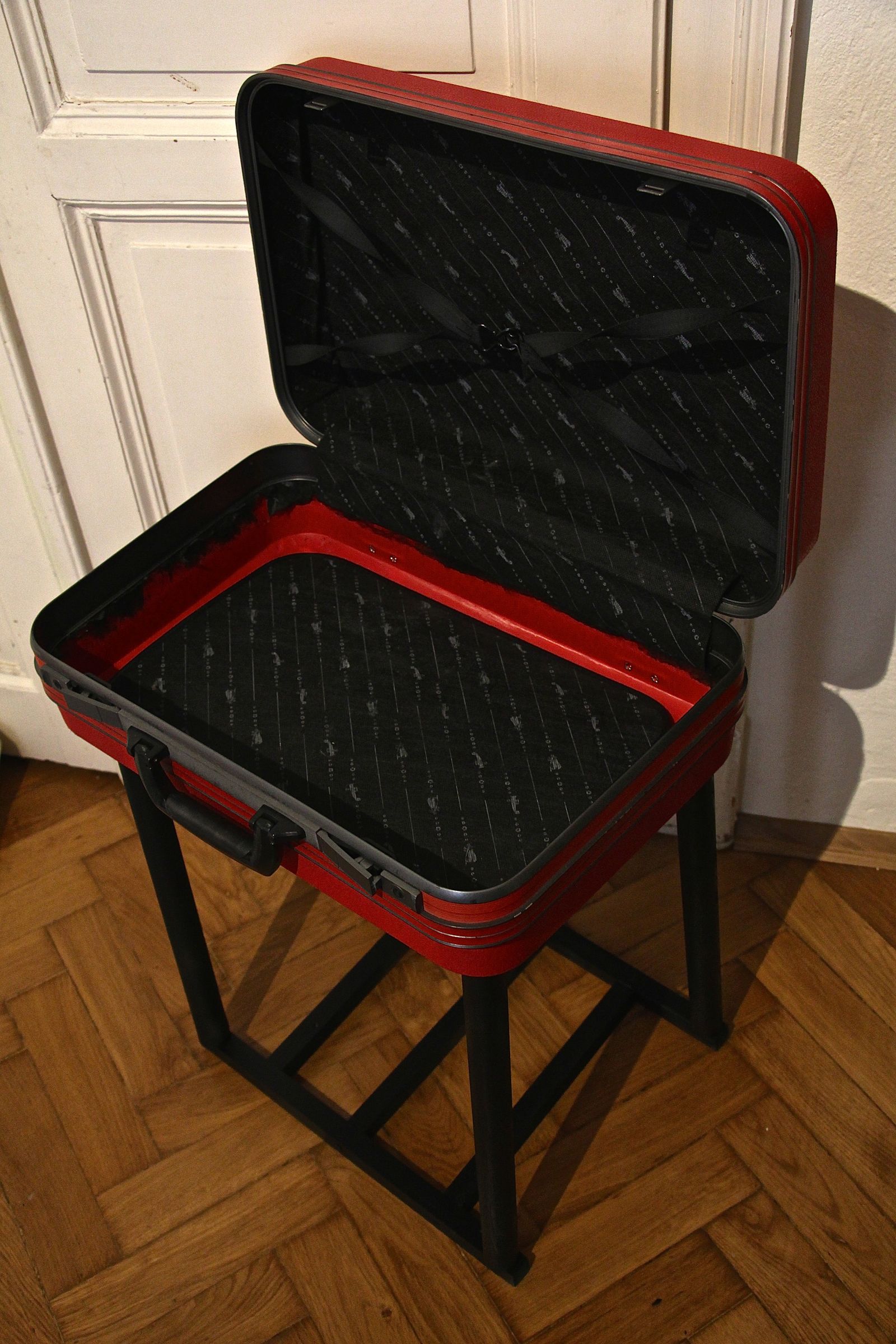 Easy Suitcase-Table DIY : 4 Steps (with Pictures) - Instructables