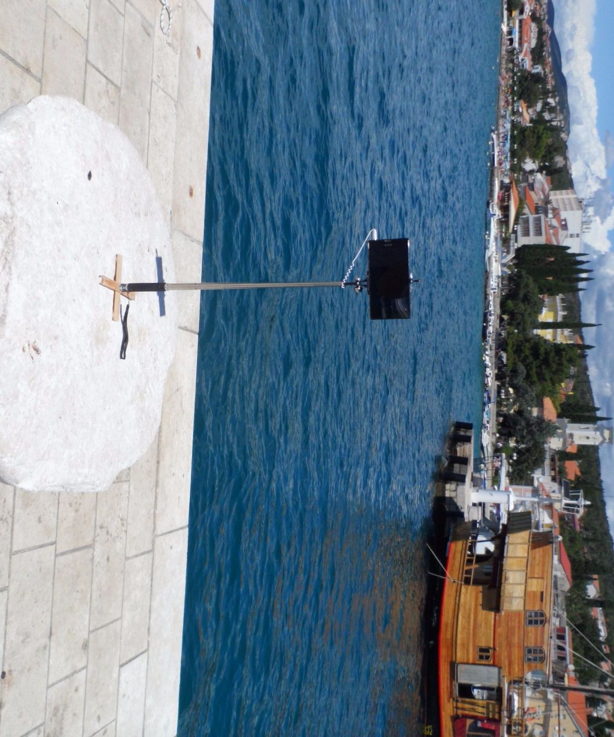 Selfie Stick Hands Free Stand : 4 Steps - Instructables