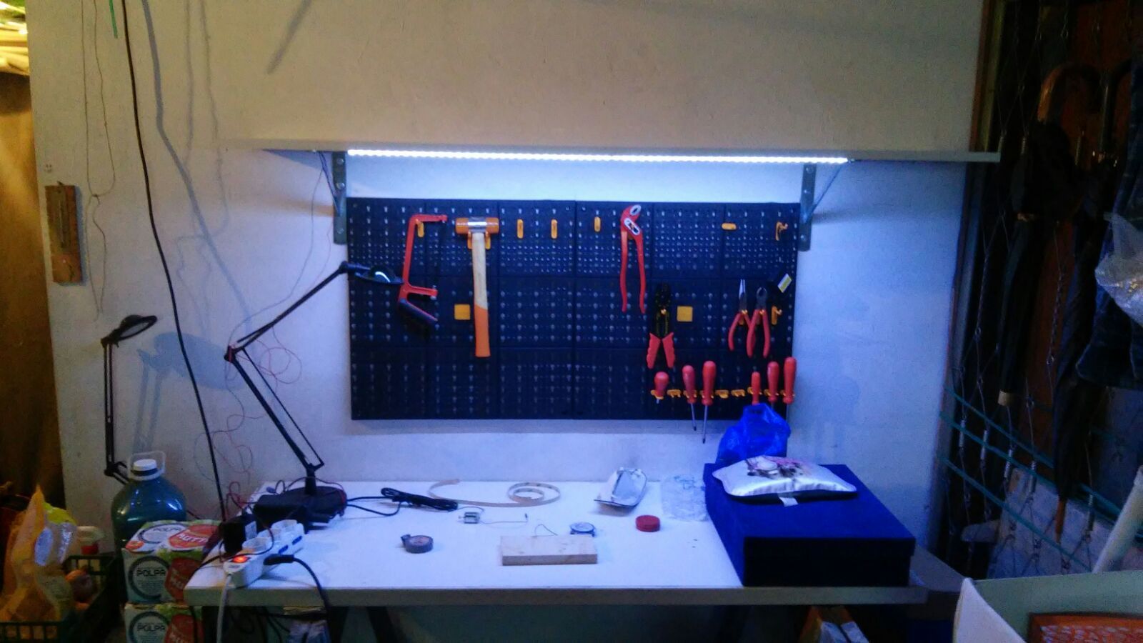 A Very Simple LED Workbench : 4 Steps - Instructables