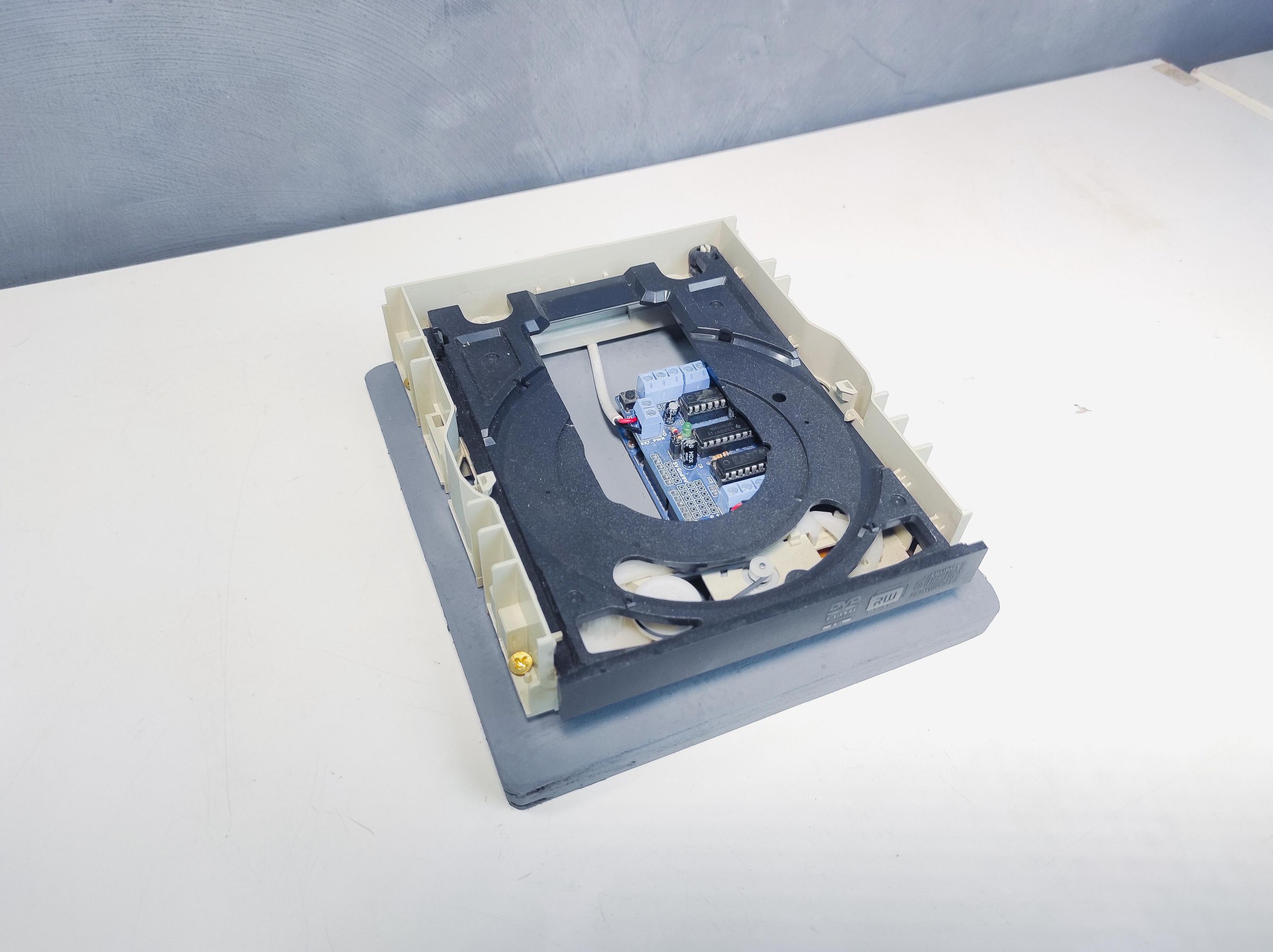 Homebrew PCB Shaker for Etching Using an Old DVD Rom! : 8 Steps (with ...