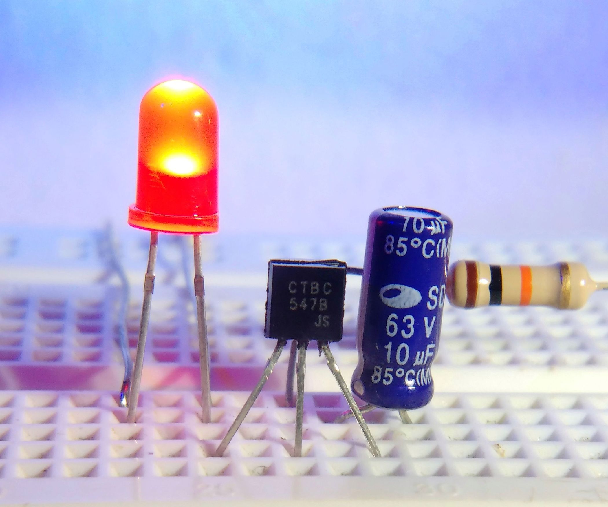 3 EASY TRANSISTOR PROJECTS FOR BEGINNERS : 5 Steps - Instructables