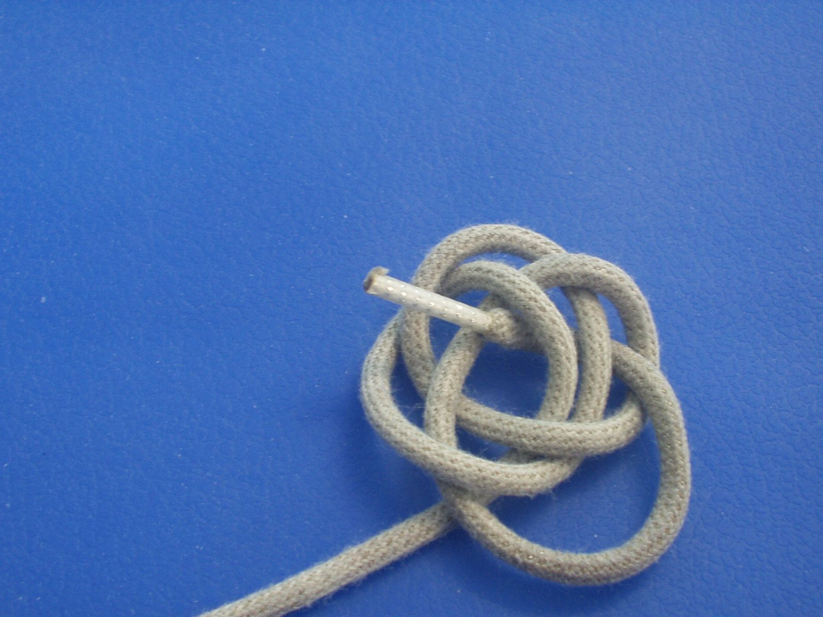 Wordless Tutorial III - Single Strand Diamond Stopper Knot : 12 Steps ...