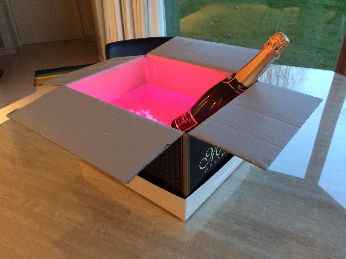 Cardboard Champagne Coolbox : 7 Steps (with Pictures) - Instructables