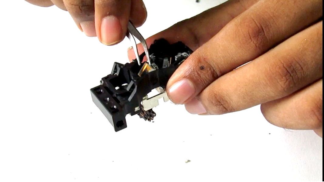 How to Salvage a DVD Drive for Free Parts : 7 Steps (with Pictures ...