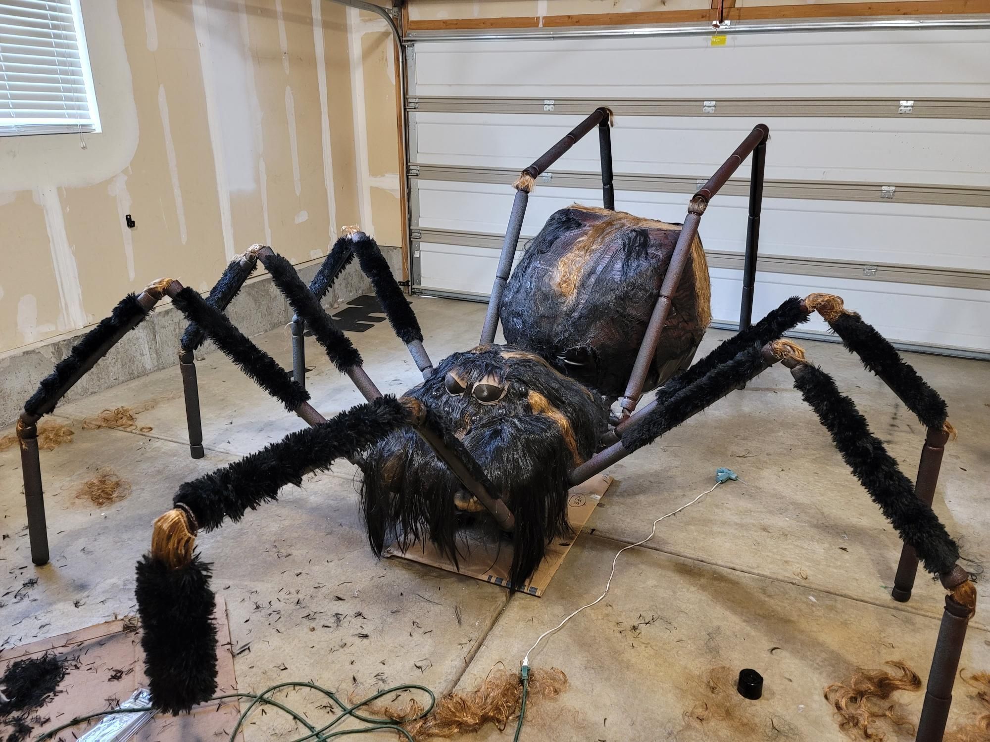GIANT Realistic Halloween Spider Decoration : 7 Steps (with Pictures ...