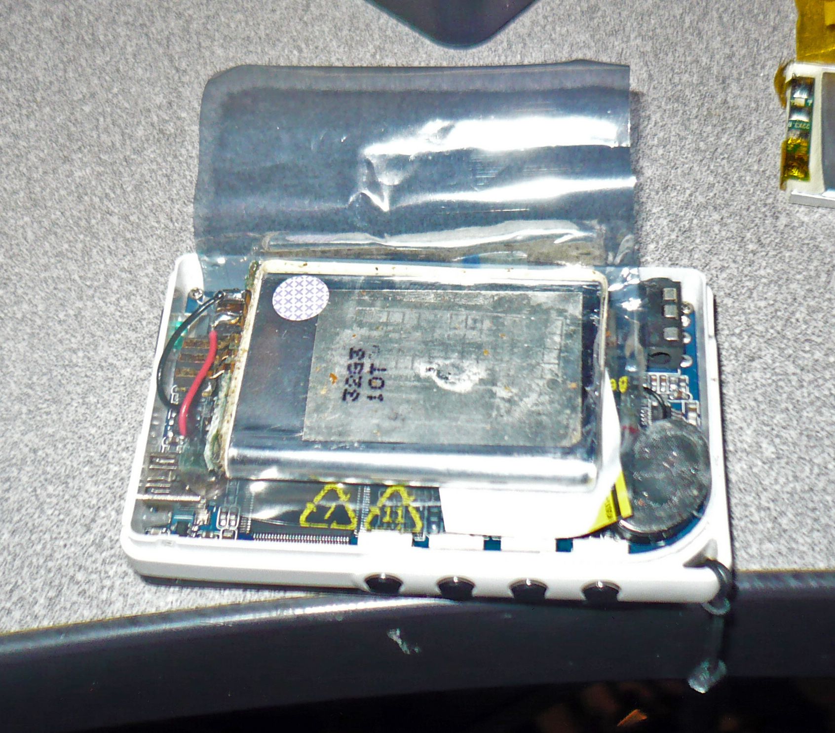 Hip Street Mp3 Mp4 Player Battery Replacment From a Cell Phone : 6 ...