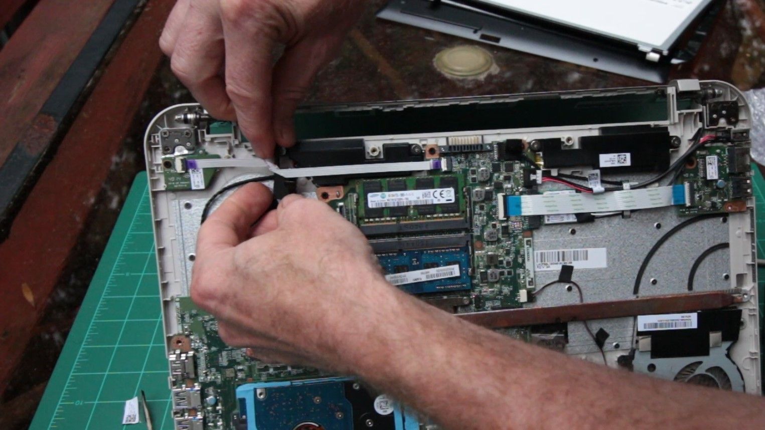 Replacing a Laptop Screen Cable : 11 Steps - Instructables