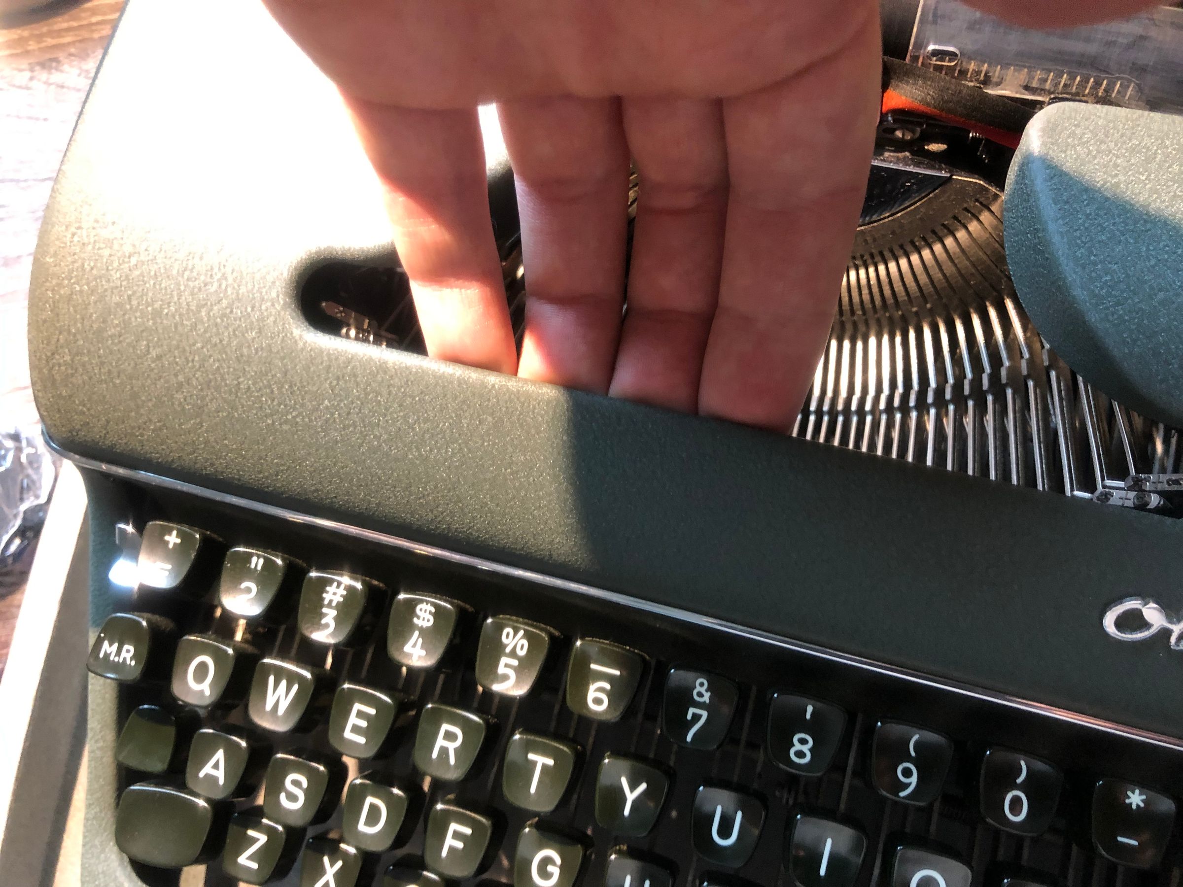 How to Change a Typewriter Ribbon : 8 Steps (with Pictures) - Instructables