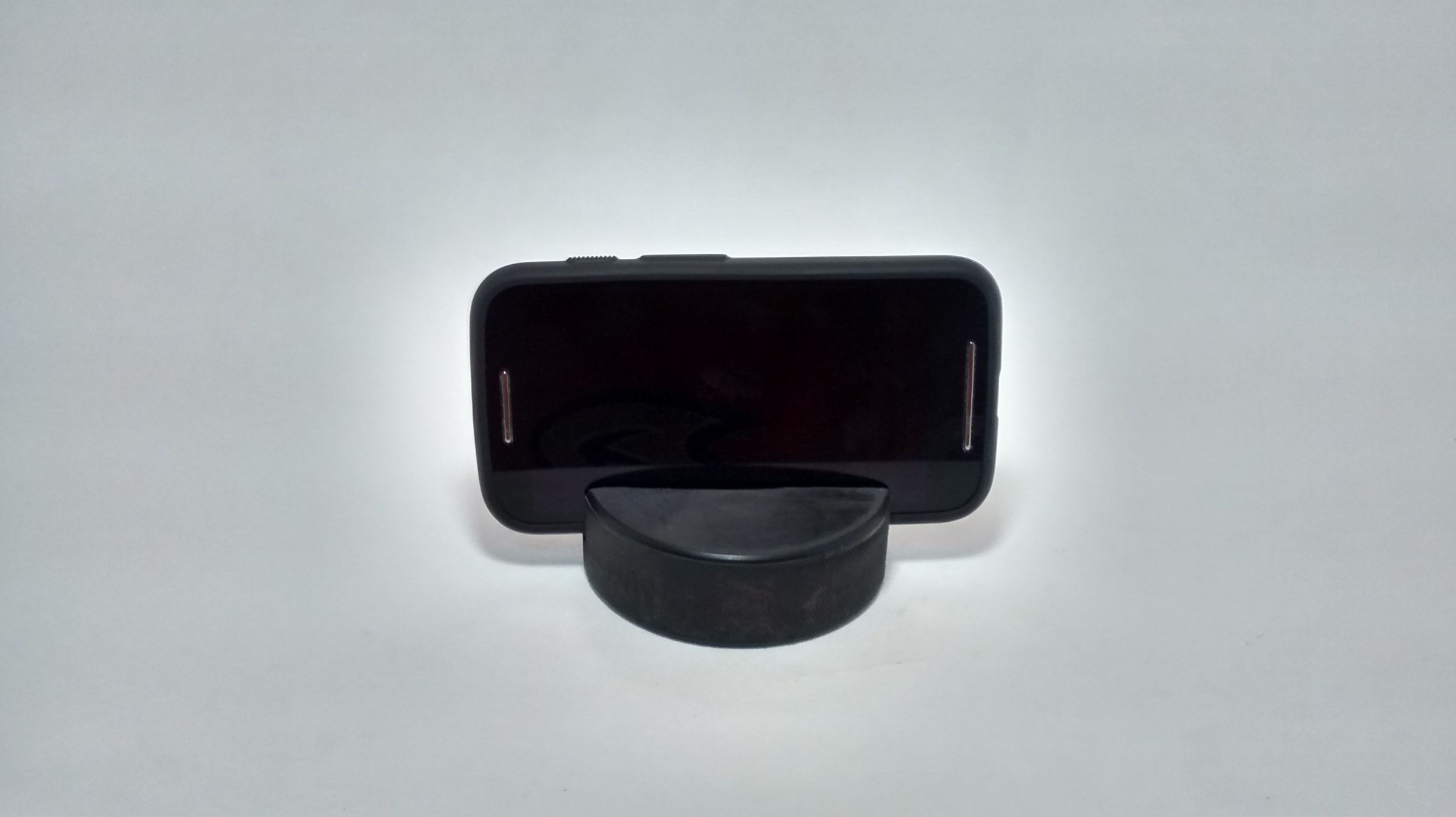 Hockey Puck Phone Stand-Minimalistic Version (v2.0) : 5 Steps (with ...