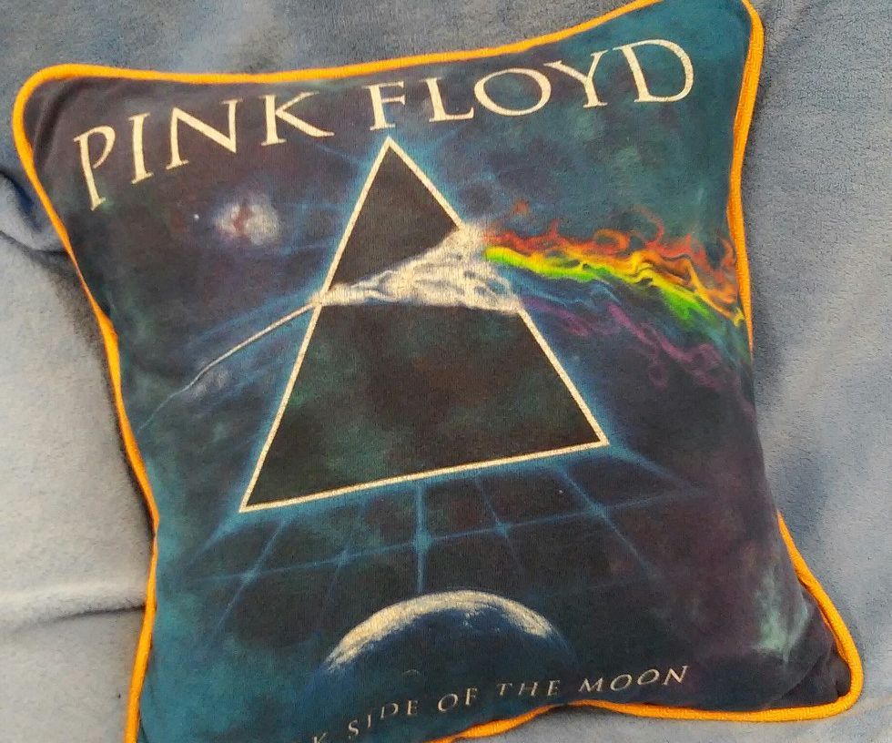 T-Shirt Throw Pillow : 6 Steps - Instructables