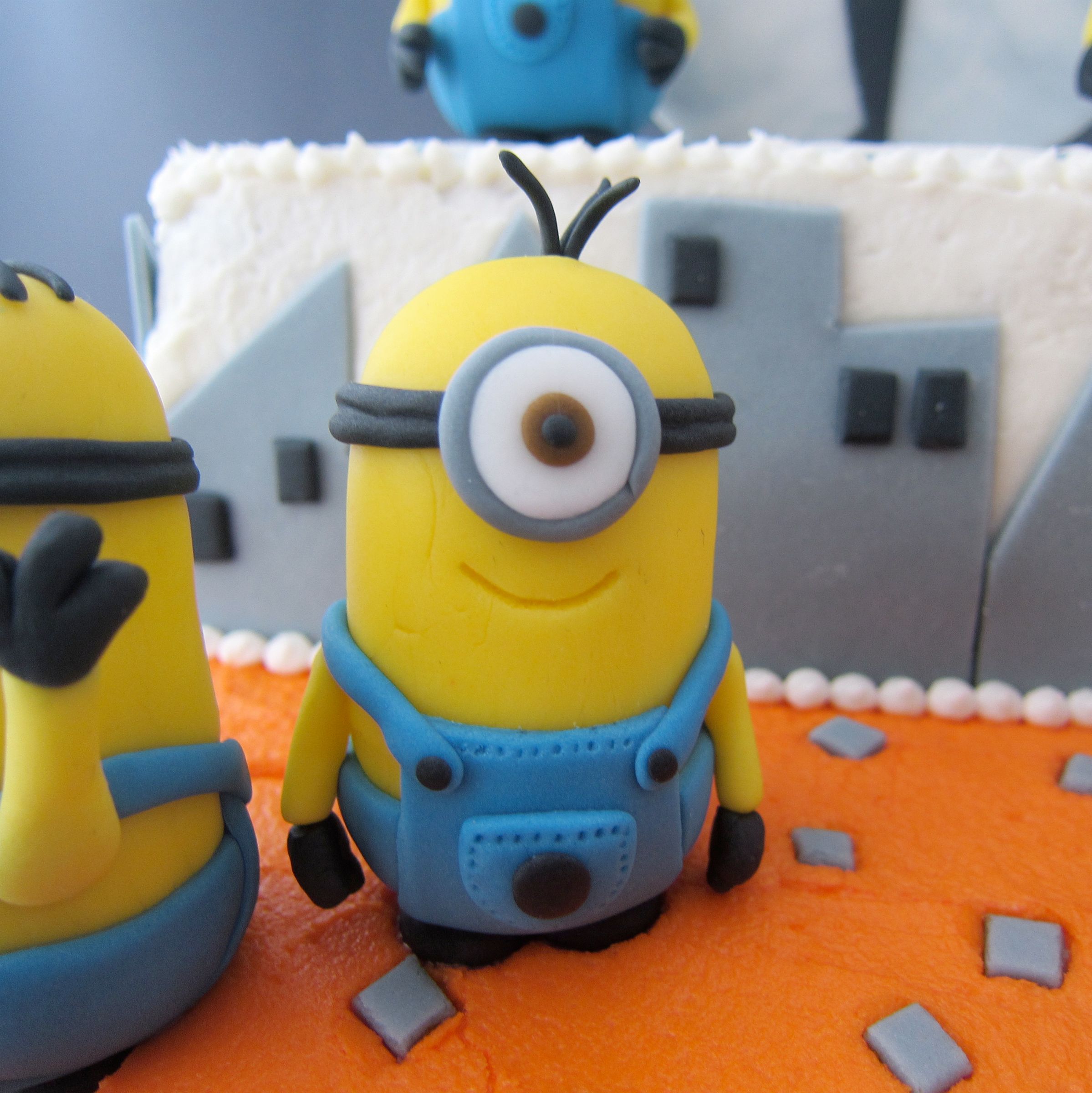 Despicable Me - Fondant Minions : 4 Steps (with Pictures) - Instructables