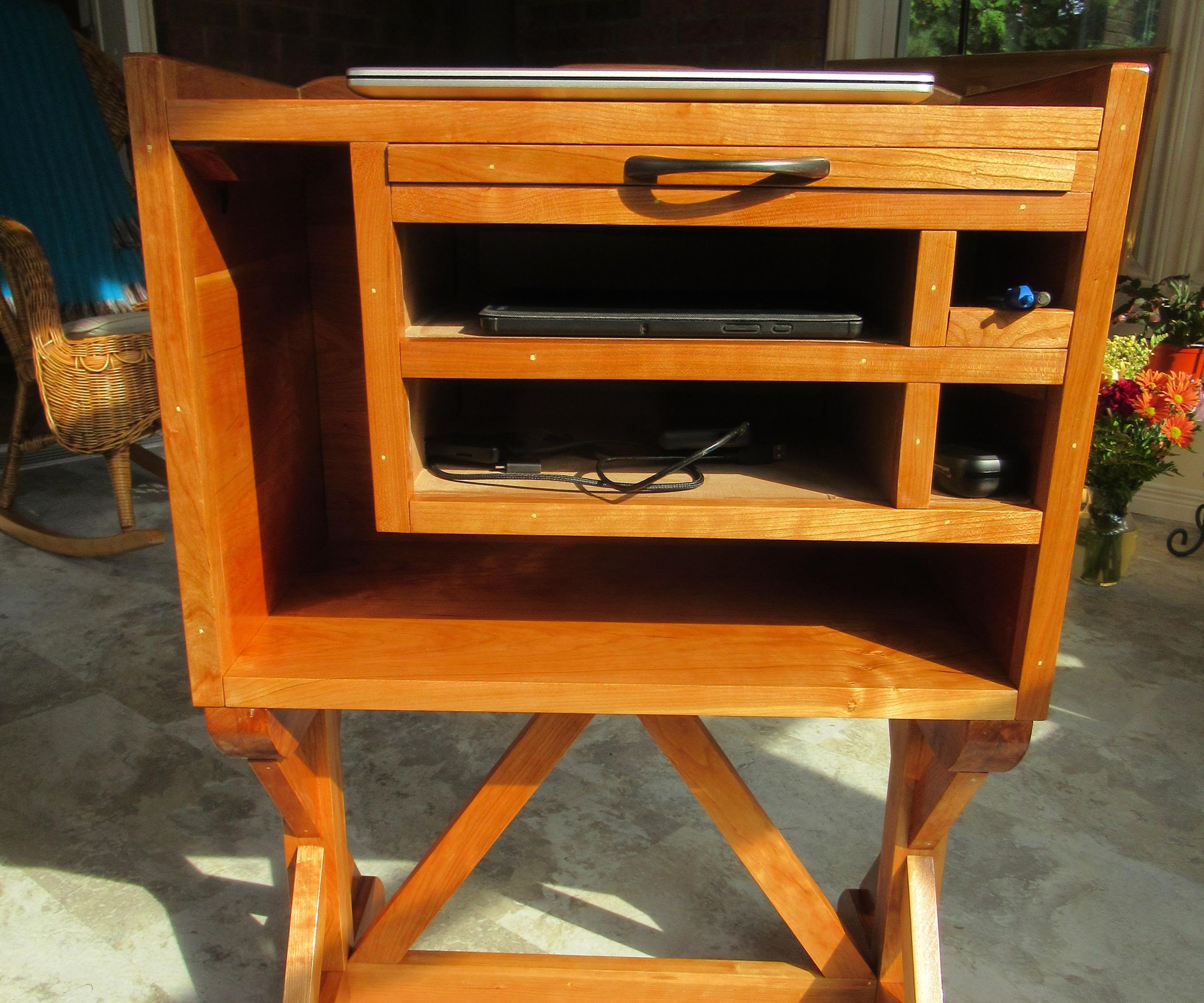 Laptop Station : 9 Steps (with Pictures) - Instructables