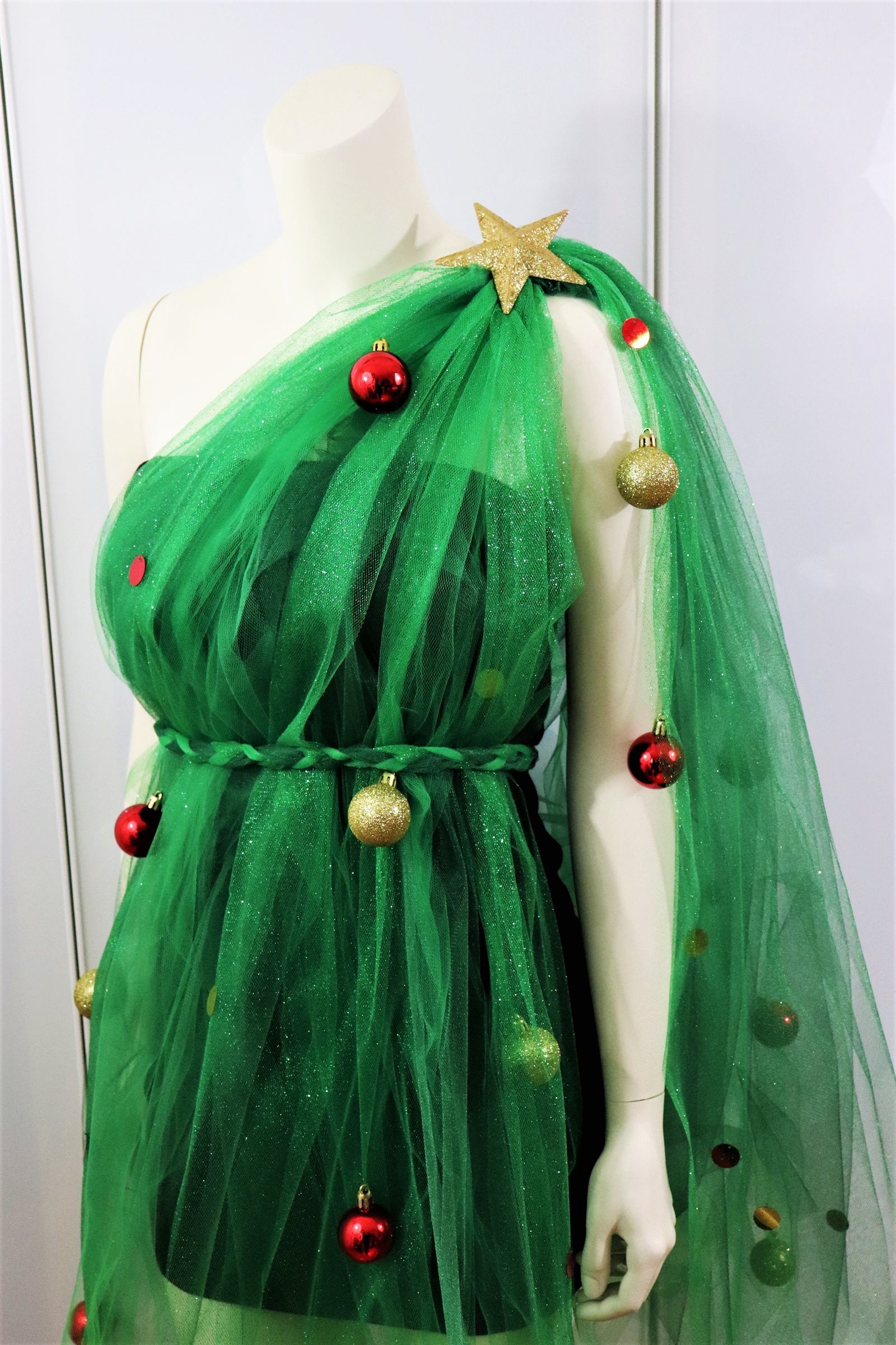 Festive Multi-Way Brooch Scarf Accessory : 18 Steps (with Pictures ...