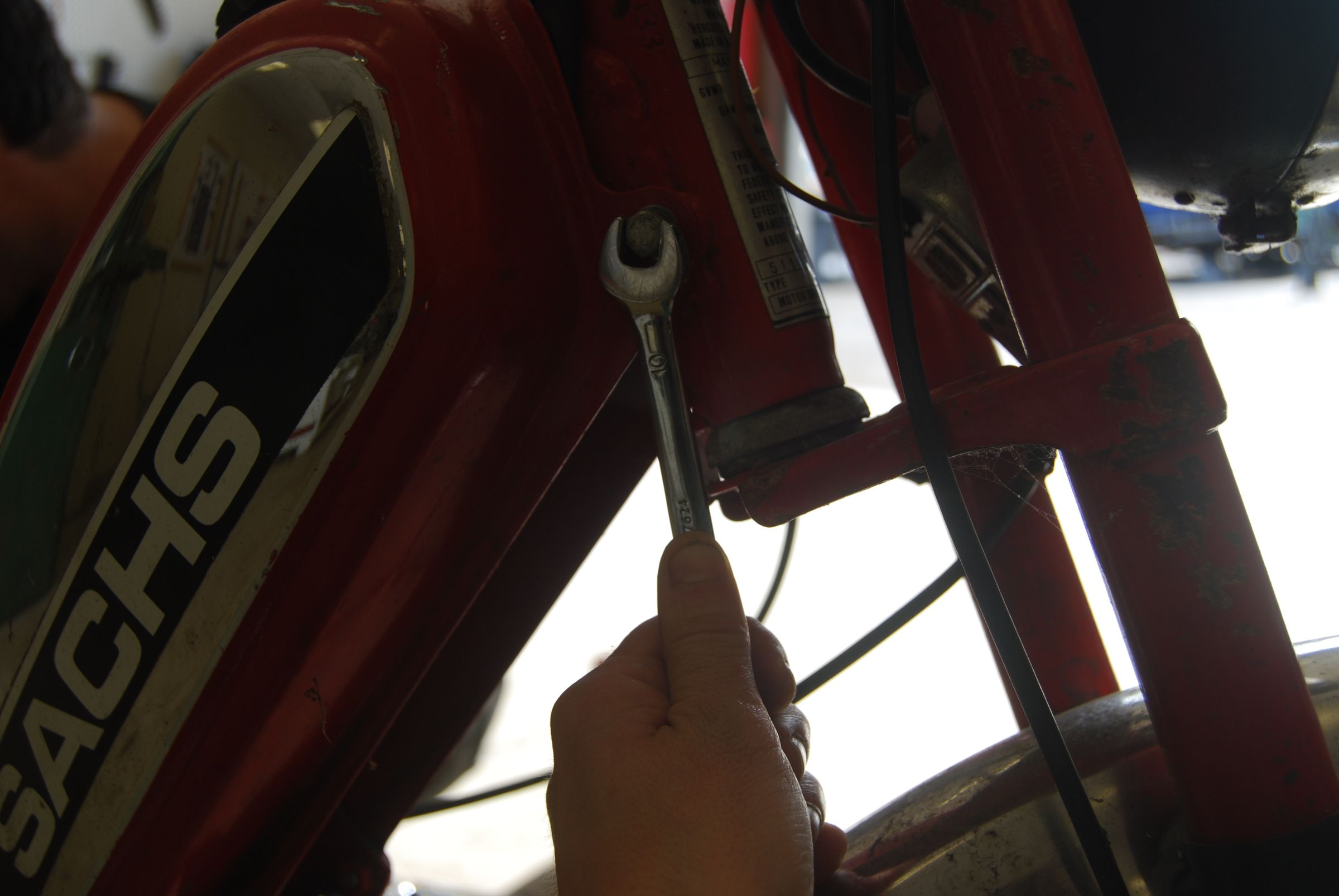 How to Clean Out a Rusty Gas Tank and Replace Oil on a Moped : 4 Steps ...