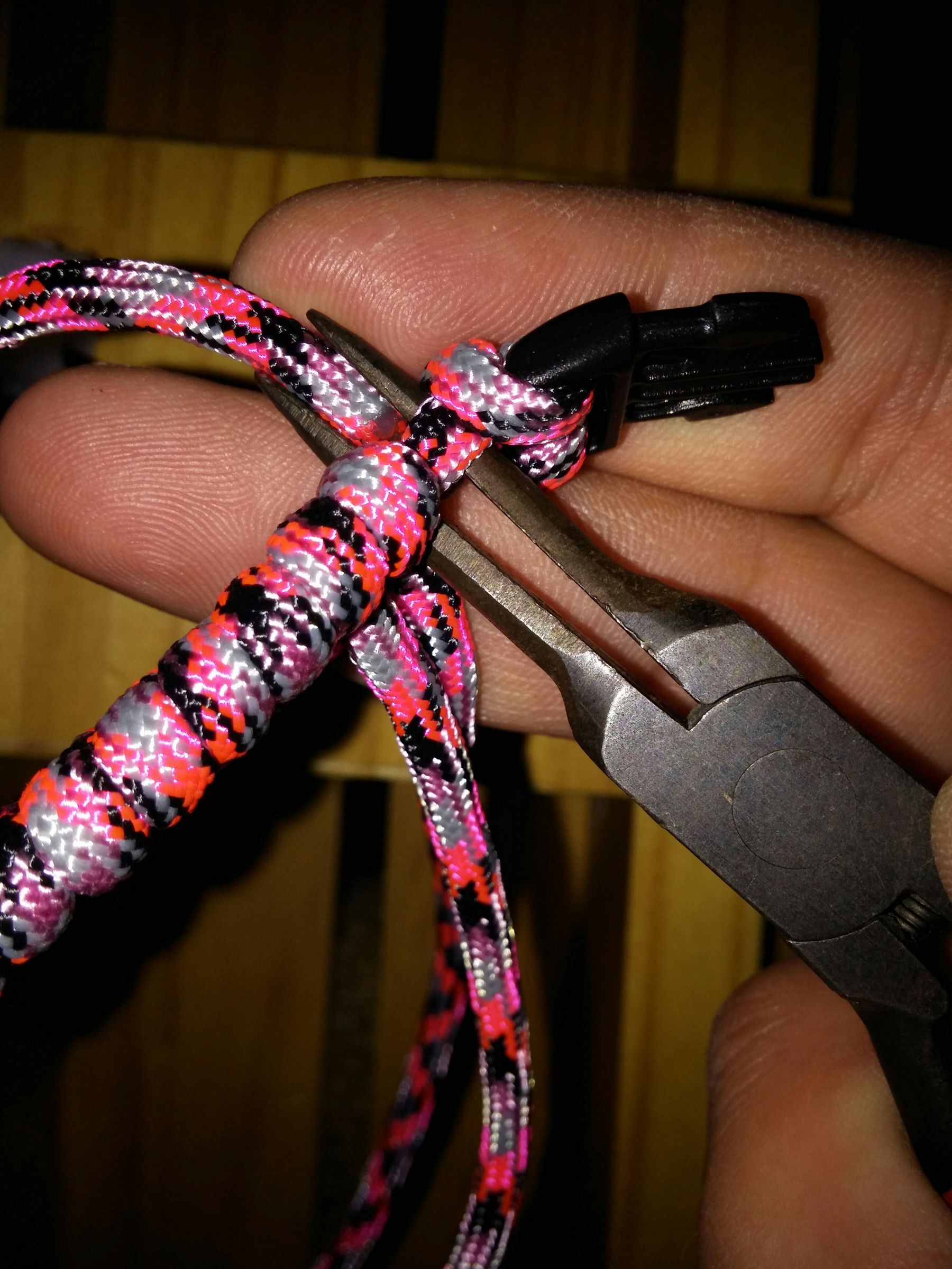 Fish Tail Paracord Bracelet : 10 Steps - Instructables