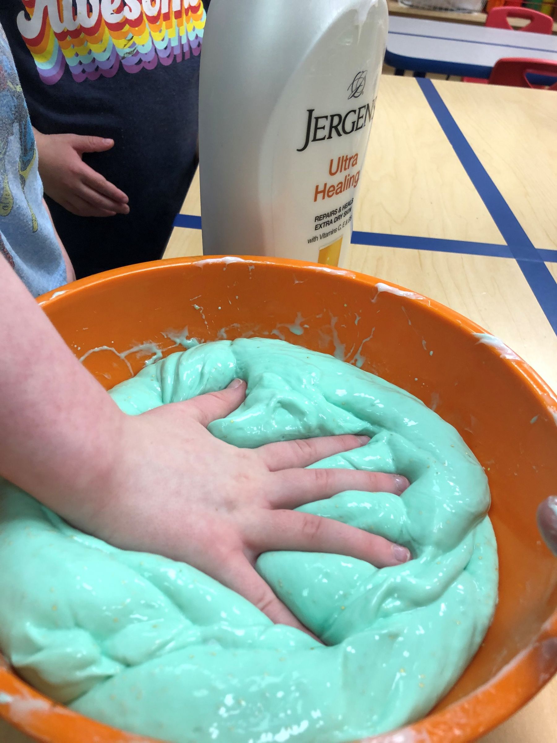 Green Glittery Slime : 6 Steps - Instructables
