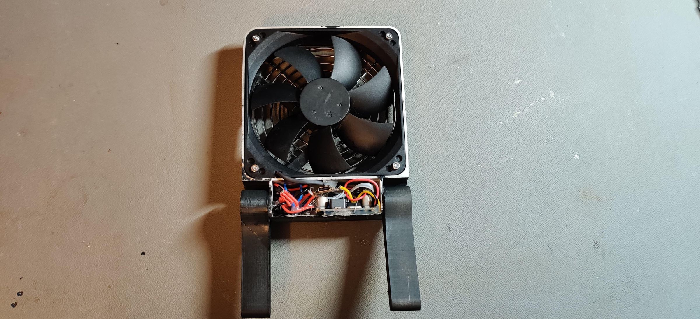 Desktop Fan - USB-Wind Blower With Unnecessary But Awesome Features : 6 ...