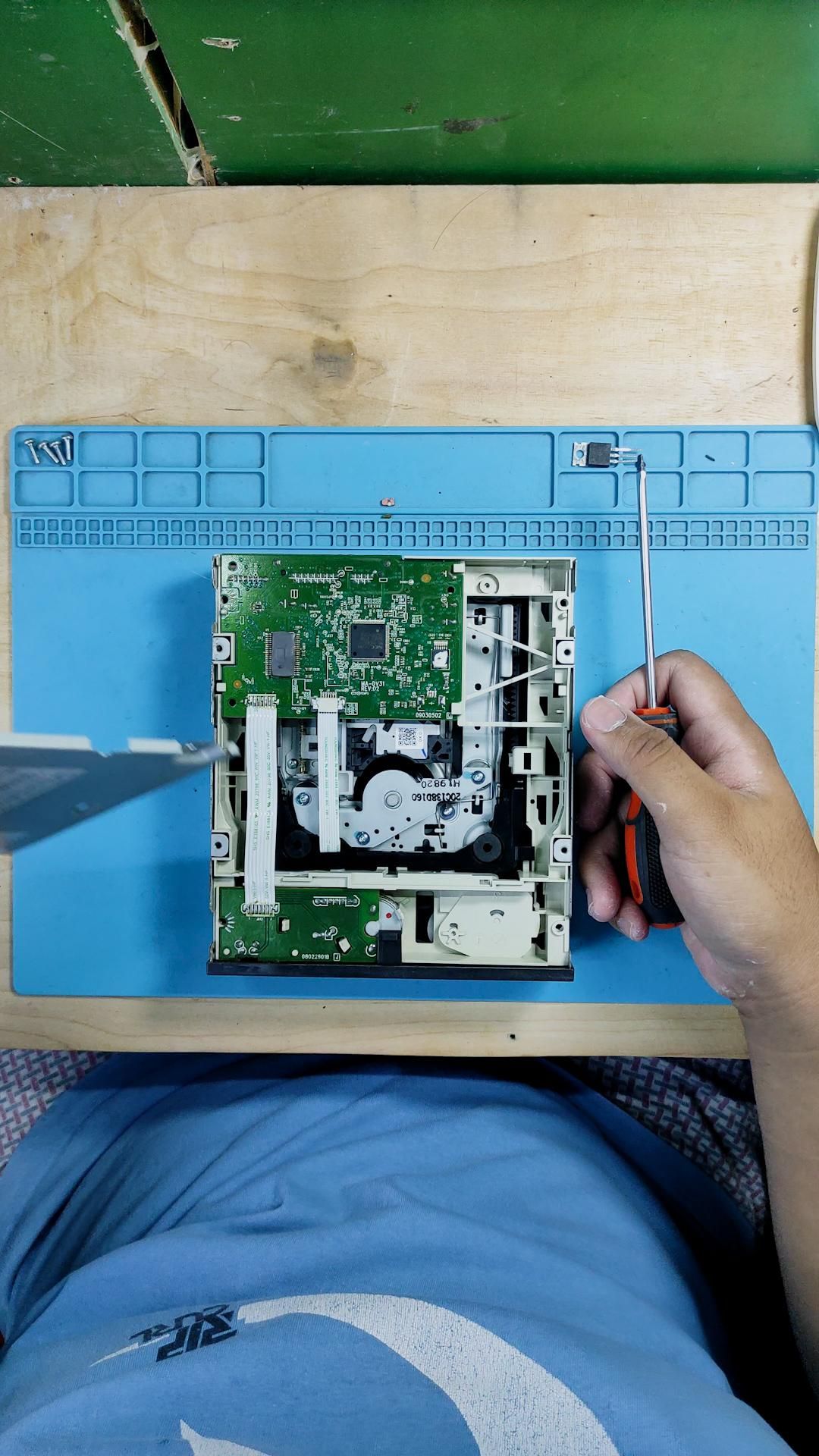 Homebrew PCB Shaker for Etching Using an Old DVD Rom! : 8 Steps (with ...