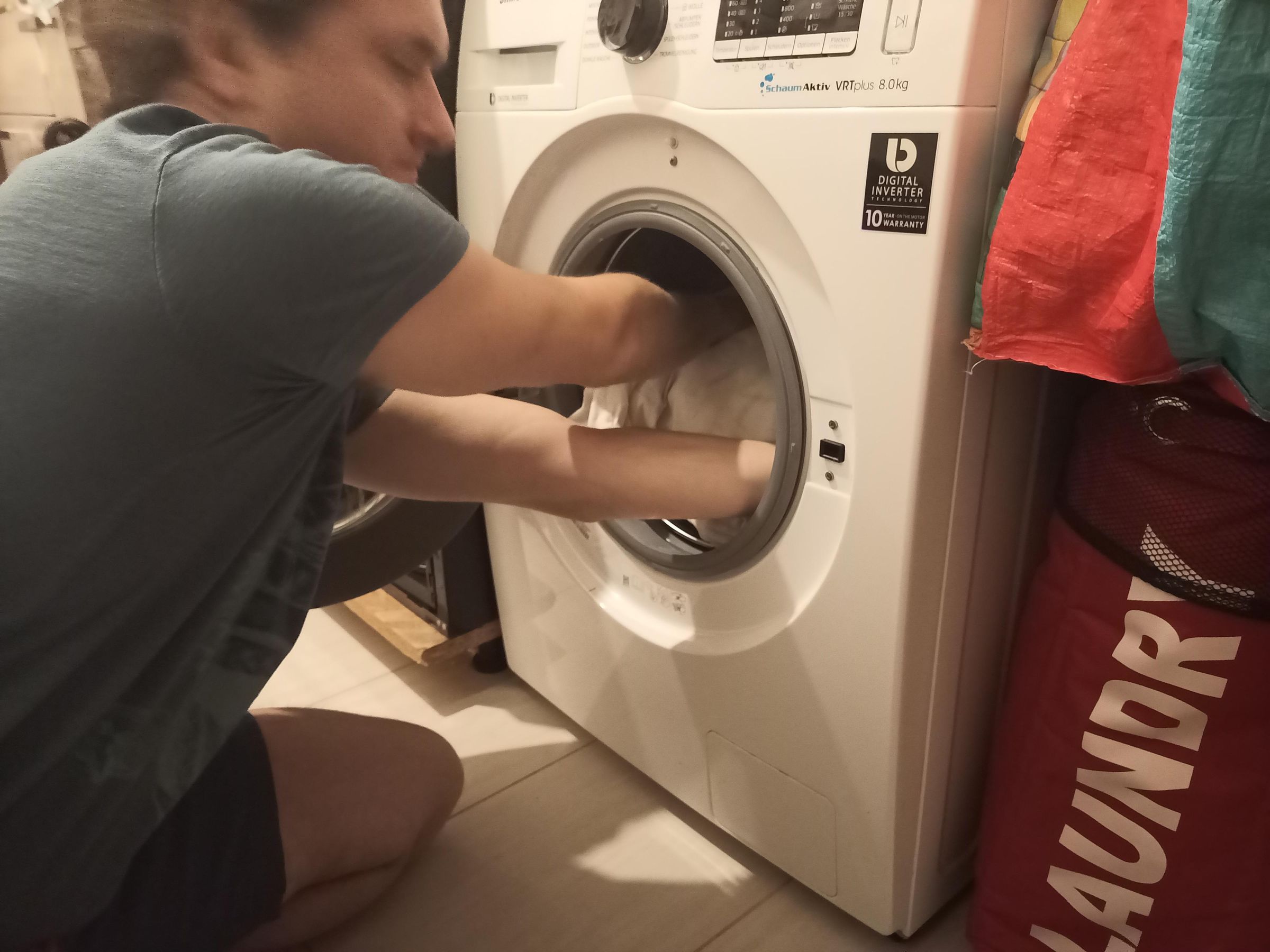 How to Pull Out Laundry From a Washing Machine : 4 Steps - Instructables