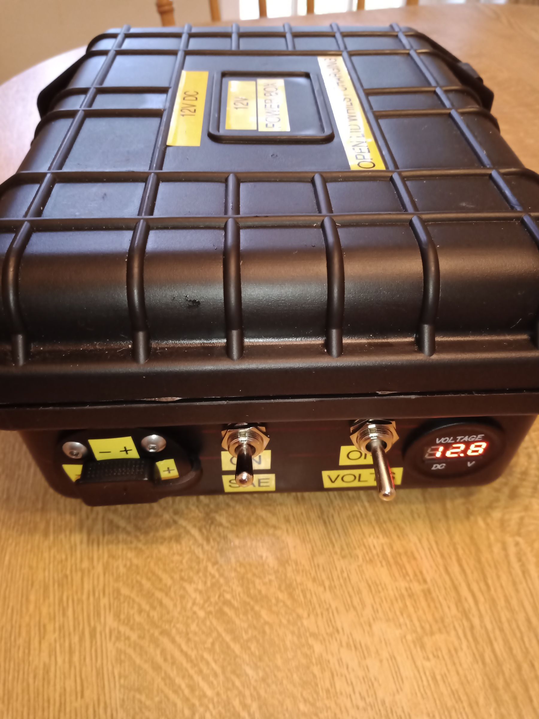 12 V DC Battery Box. : 3 Steps - Instructables