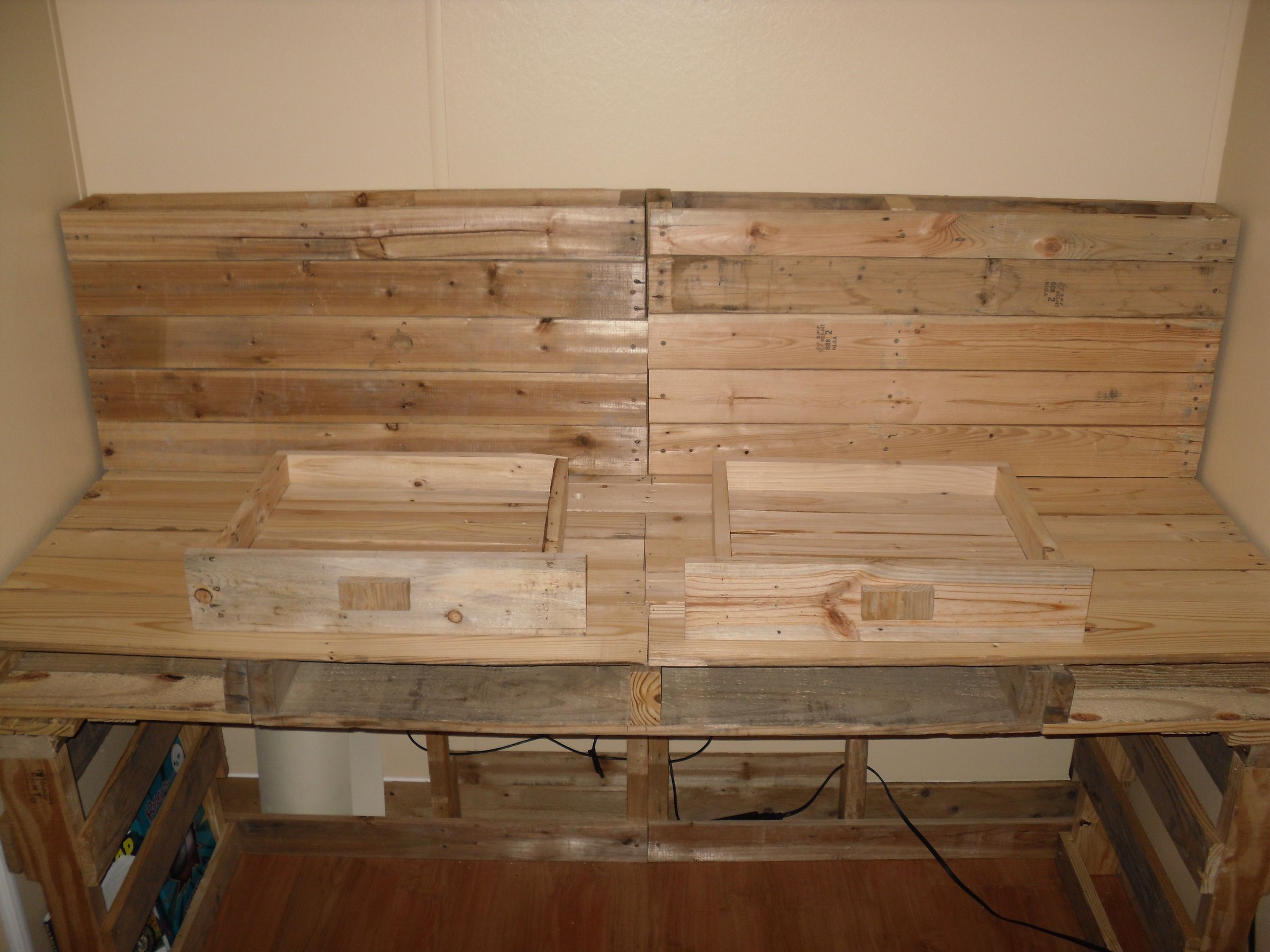 Pallet Computer Desk (with Pictures) - Instructables