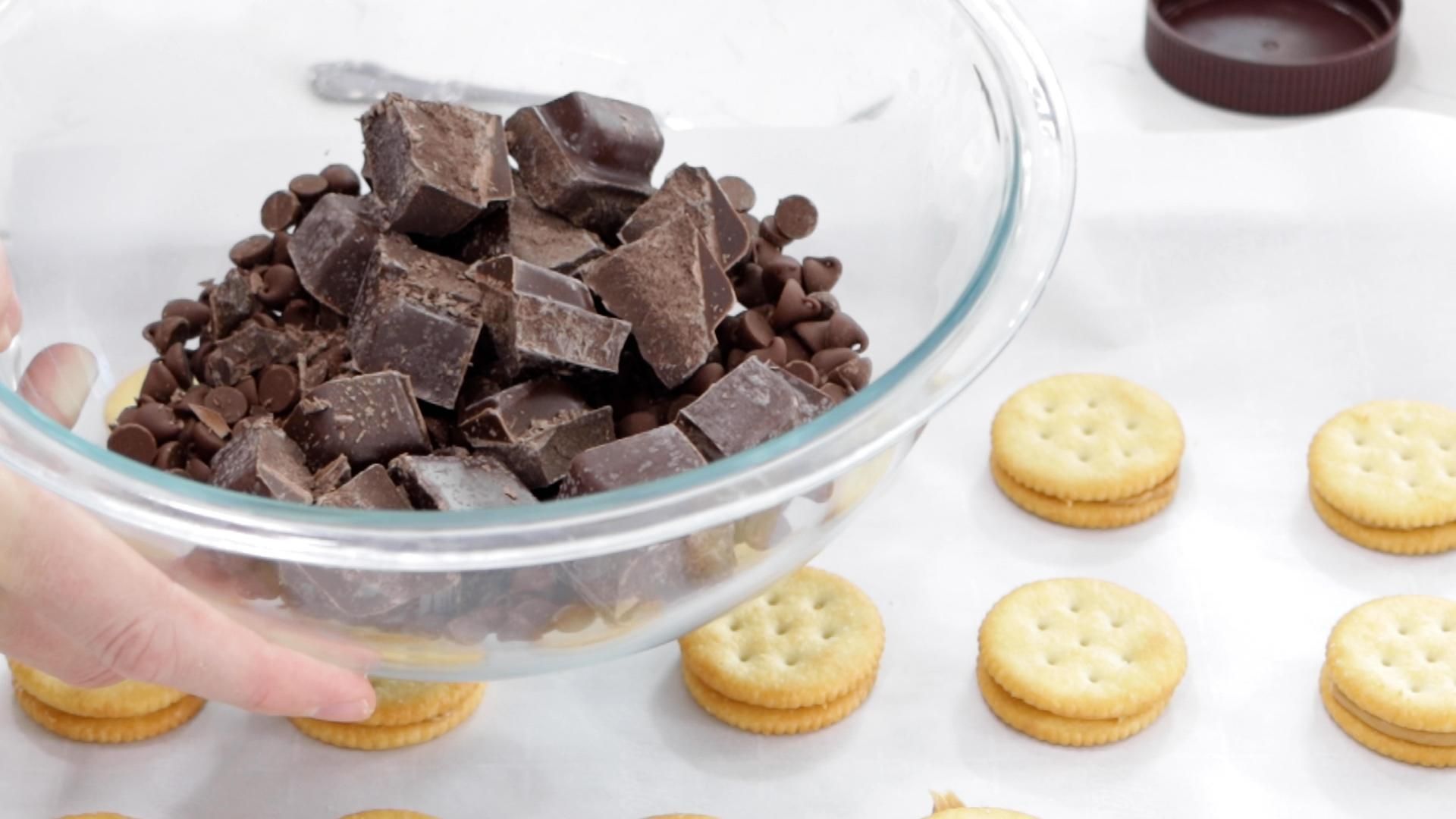 Chocolate Covered Peanut Butter Ritz Cracker Treats : 5 Steps (with ...