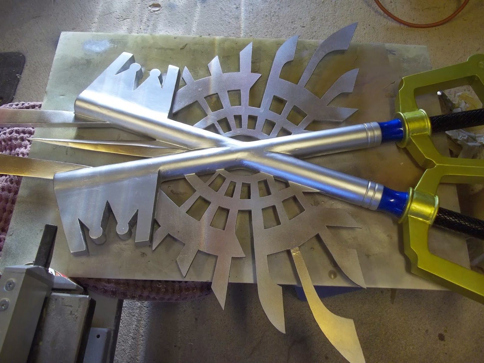 How to Make an X-Blade (Kingdom Hearts) : 9 Steps - Instructables