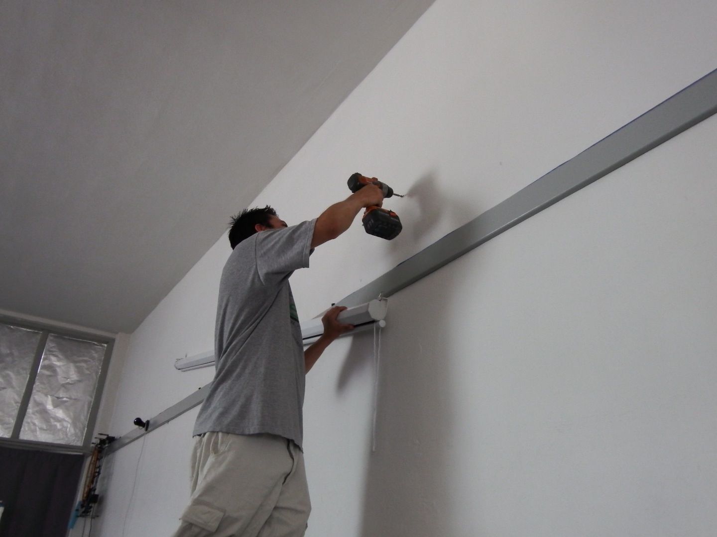How to Hang a Projector Screen - Instructables