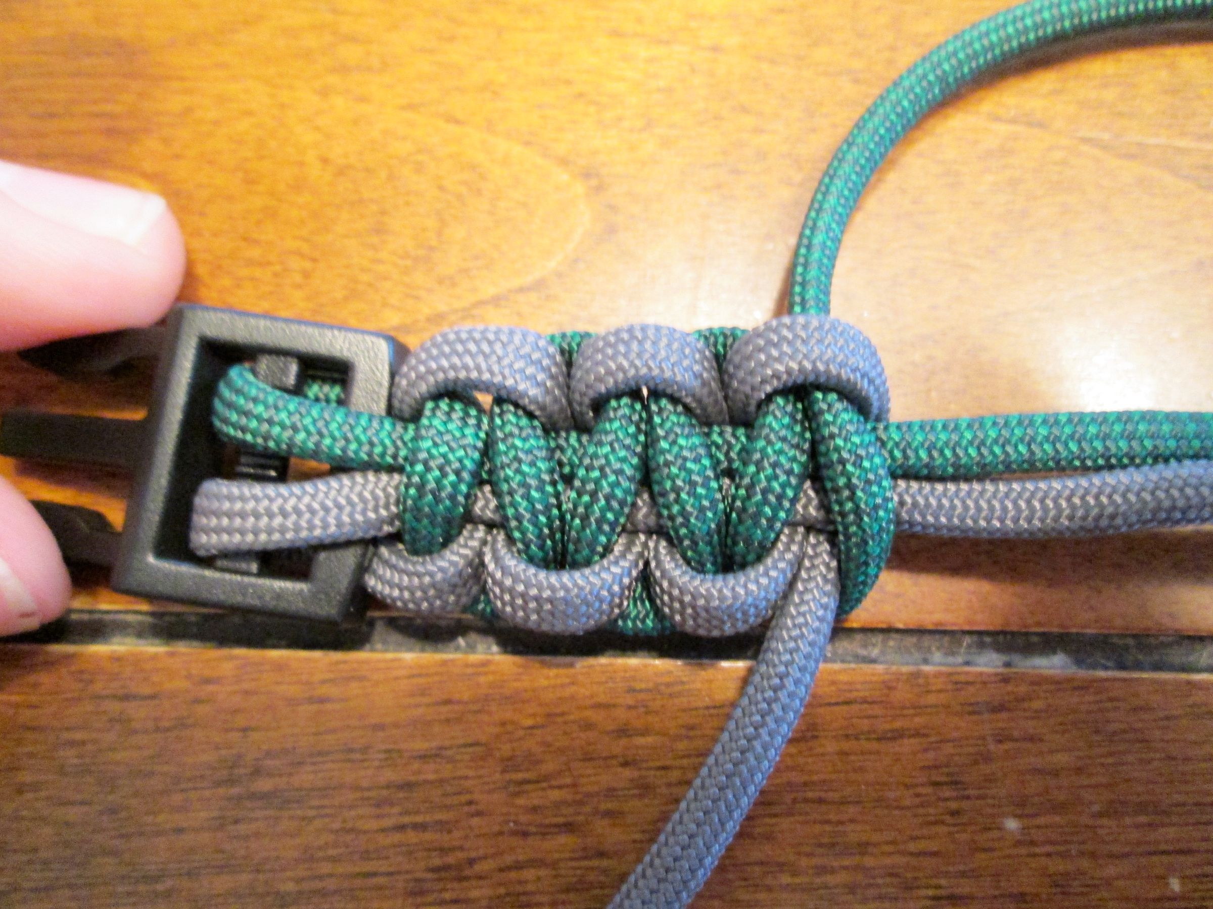 How to Make a Cobra Stitch Paracord With 2 Colors : 3 Steps - Instructables